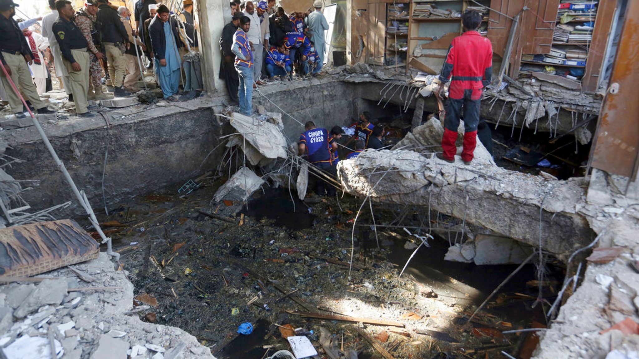 Pakistan: At least 15 dead and 16 injured after explosion in sewer ...