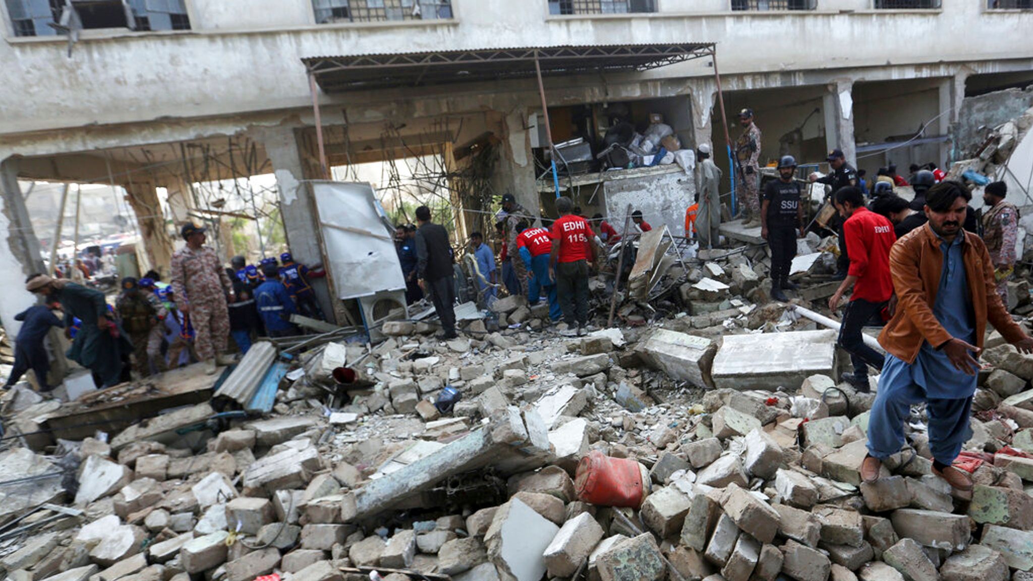 Pakistan: At least 15 dead and 16 injured after explosion in sewer ...