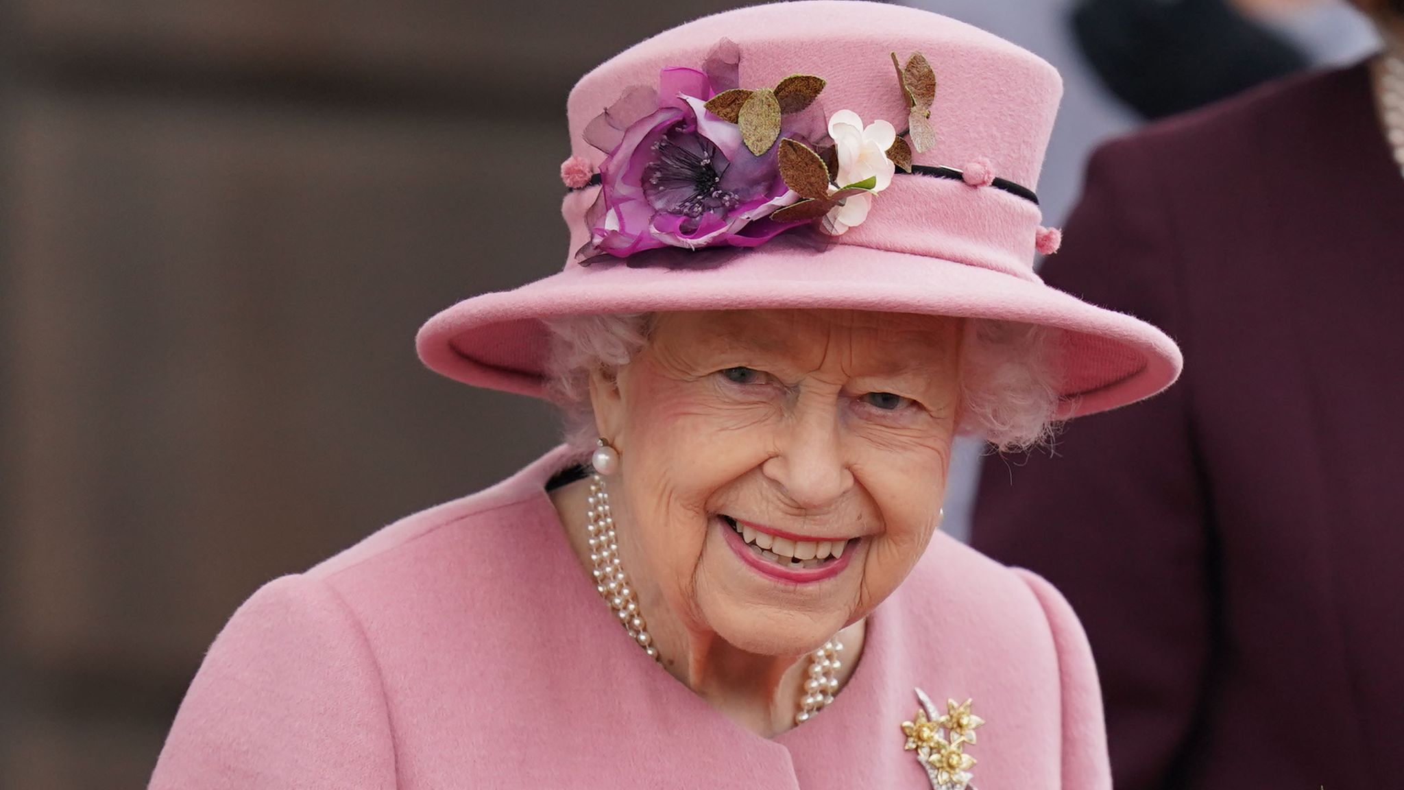 Queen to spend Christmas Day with Charles and Camilla | UK News | Sky News