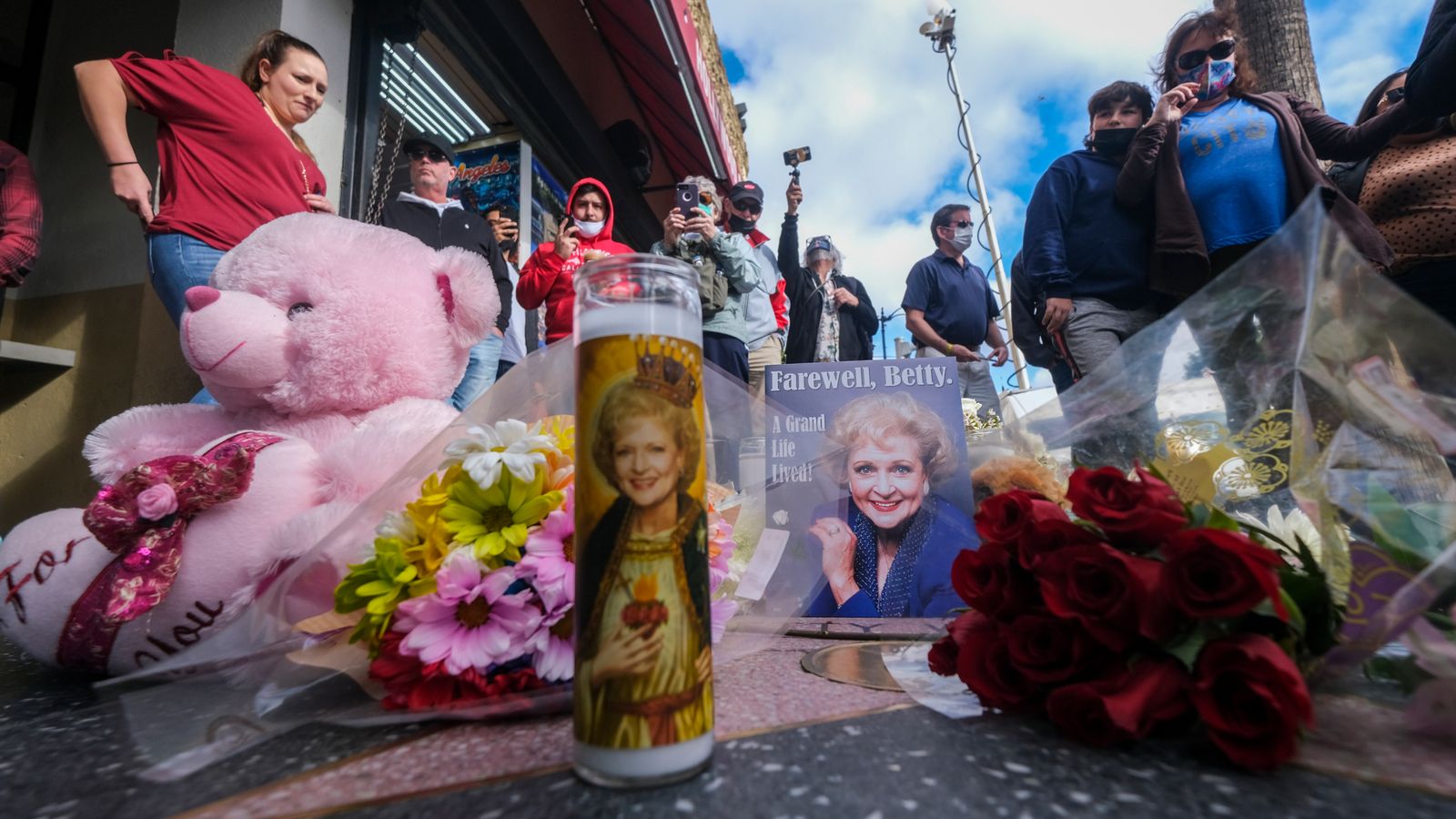 Betty White: Tributes paid to 'cultural icon' after she dies days from ...