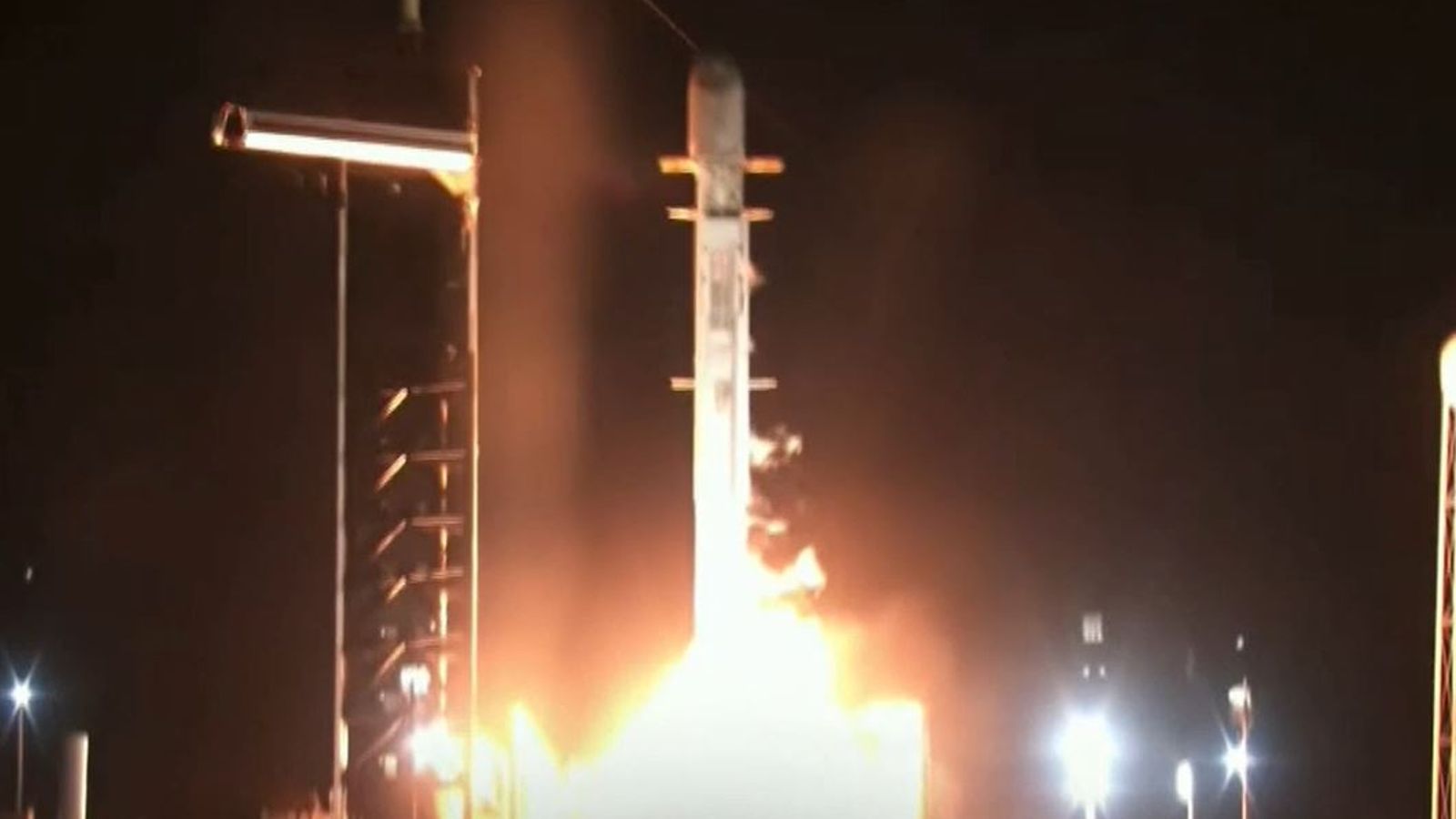 SpaceX launch another 49 satellites - with textbook first stage landing ...
