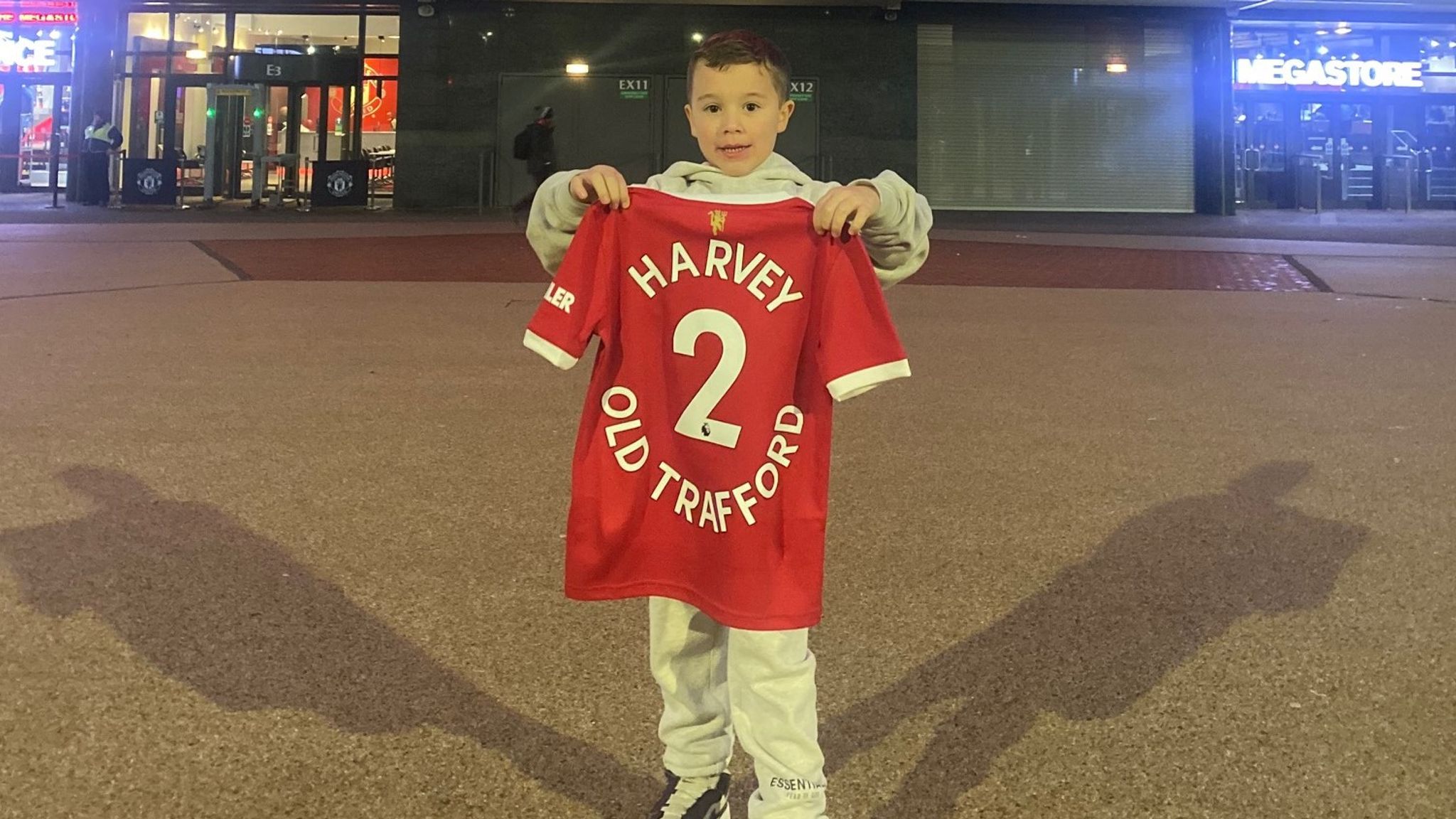 Manchester United legend Sammy McIlroy to join six-year-old boy on 15.5 ...