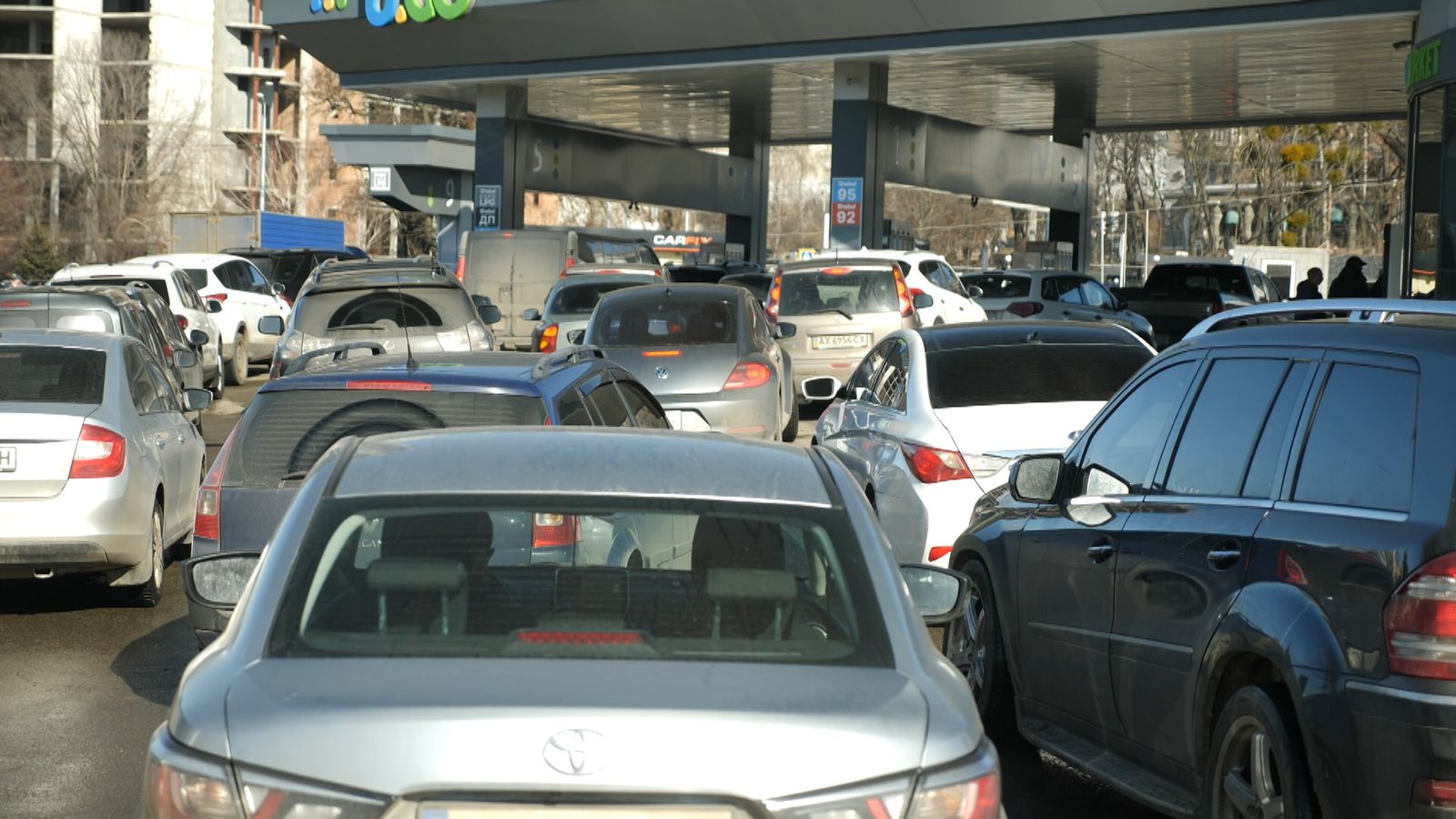 Russia invades Ukraine: People queue for supermarkets and petrol as ...