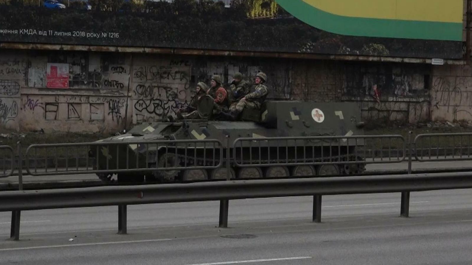 Ukraine crisis: Kyiv 'fast turning into battlefield' as people rush to ...