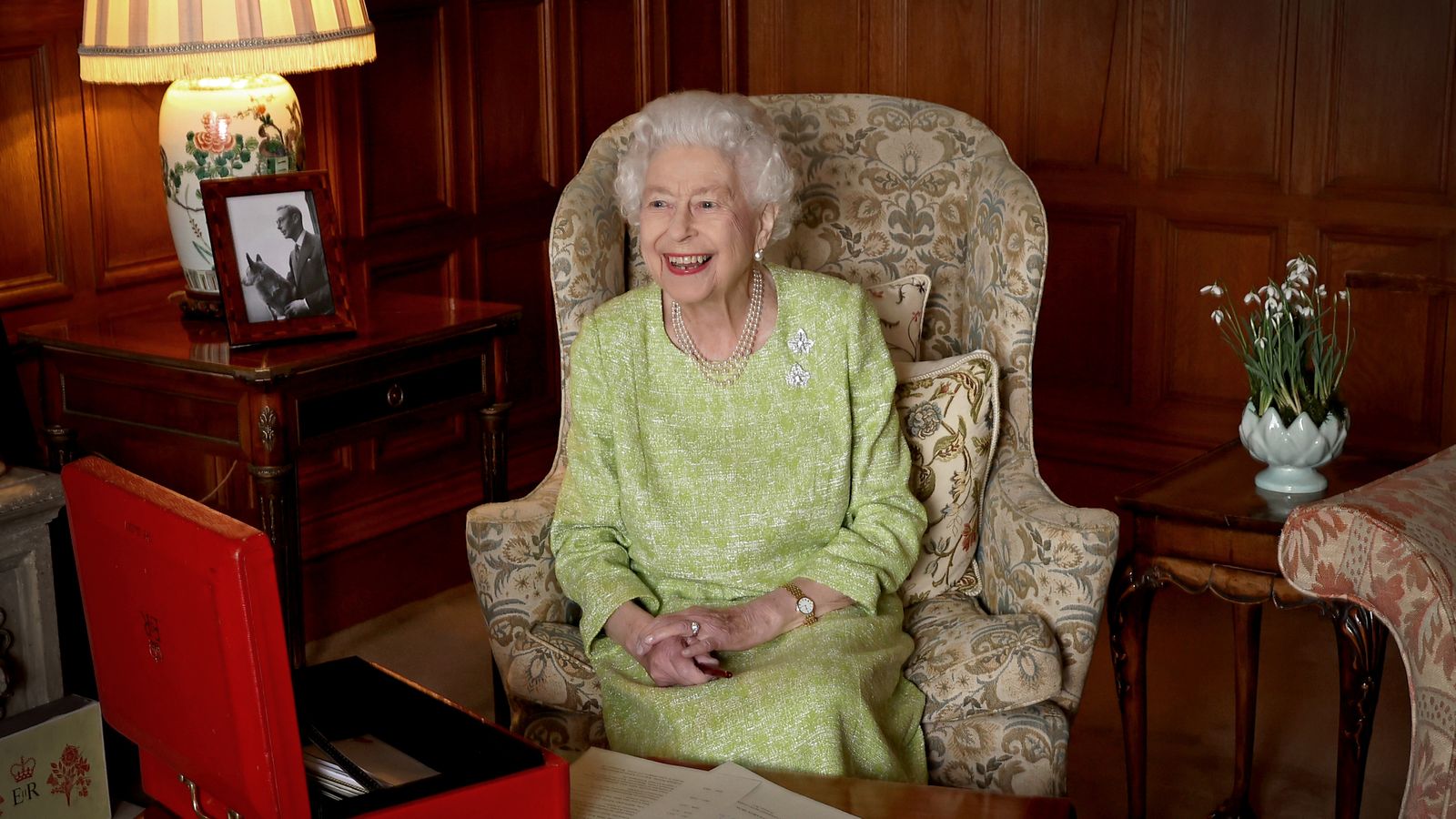 Queen's Platinum Jubilee: Gun salutes mark official start of 70th ...