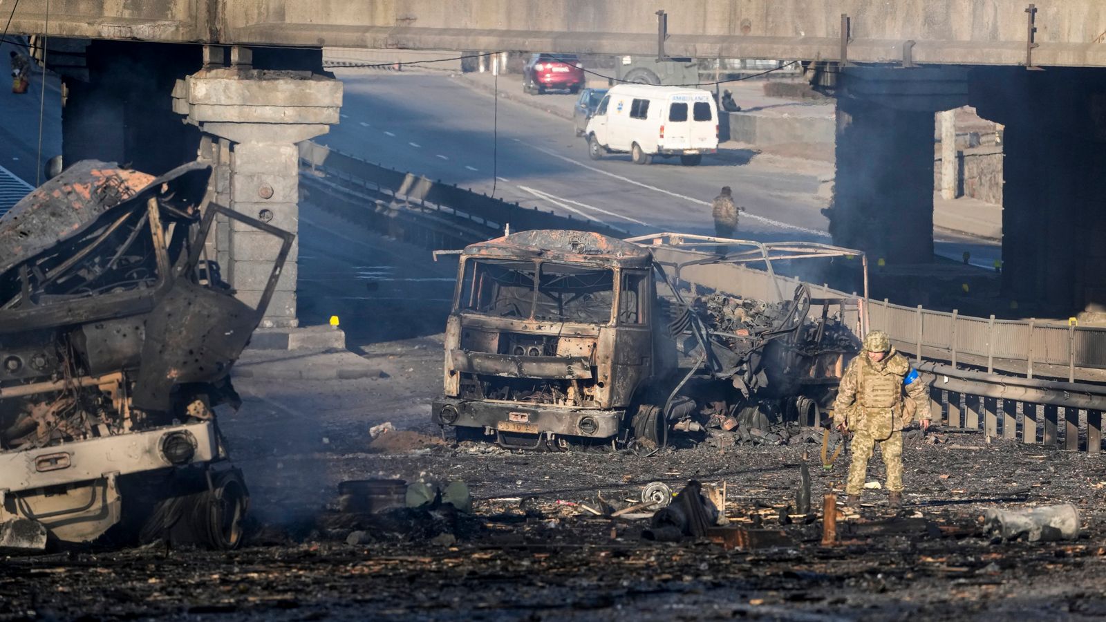 Ukraine invasion: Civilians help make Molotov cocktails to take on ...