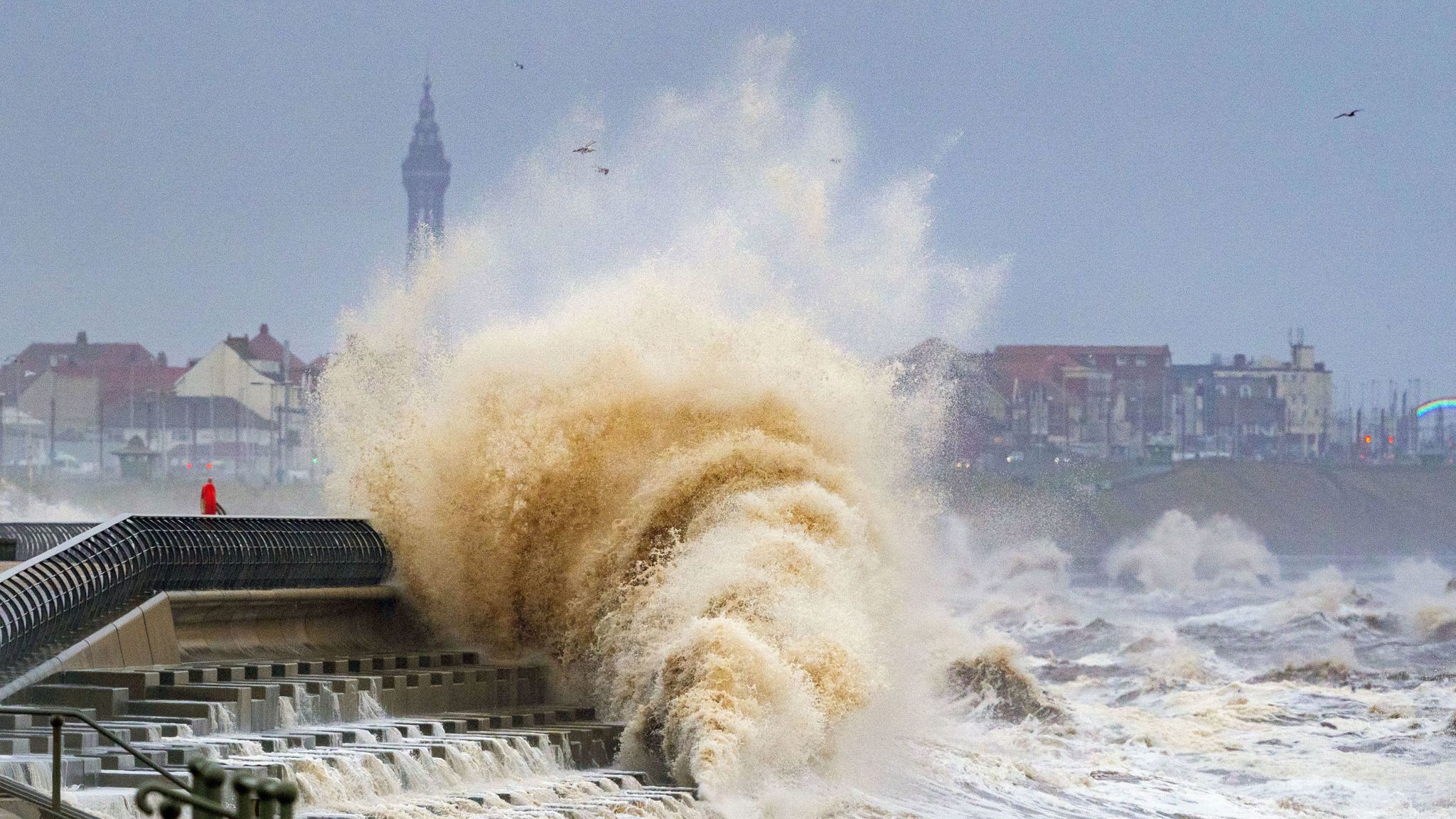 Storm Eunice: 'Stay indoors' Met Office alert ahead of 100mph winds ...