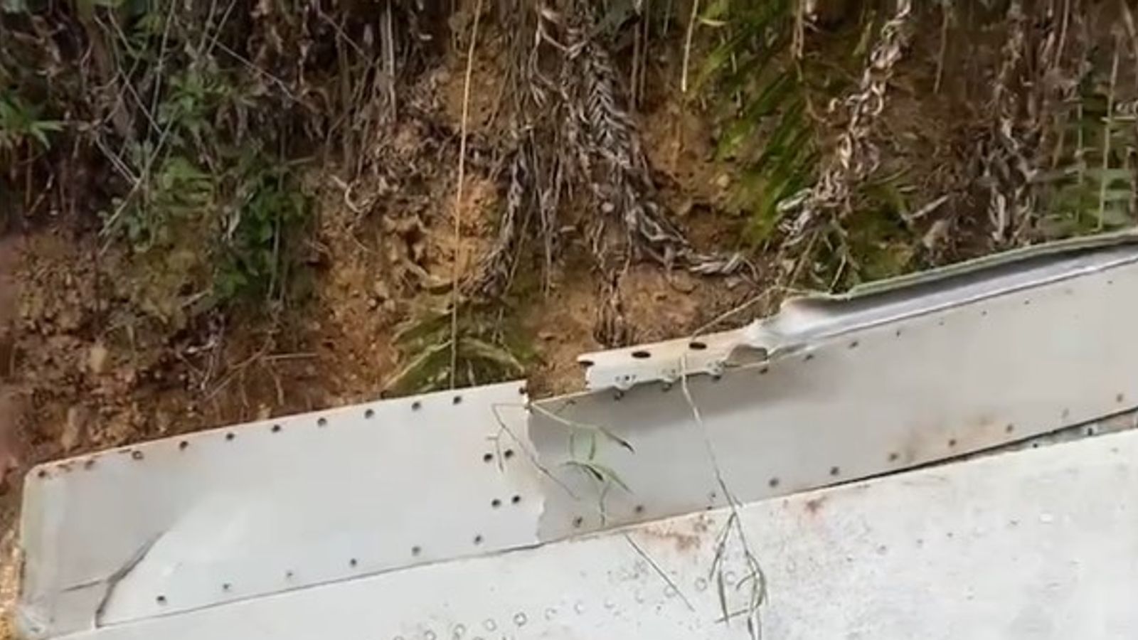 Plane carrying 132 passengers and crew crashes in southern China ...