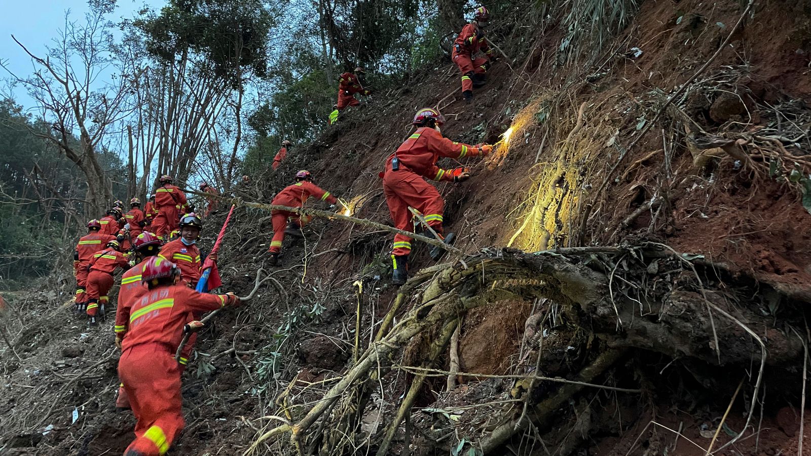 China plane crash: Investigators face 'very high level' of difficulty ...