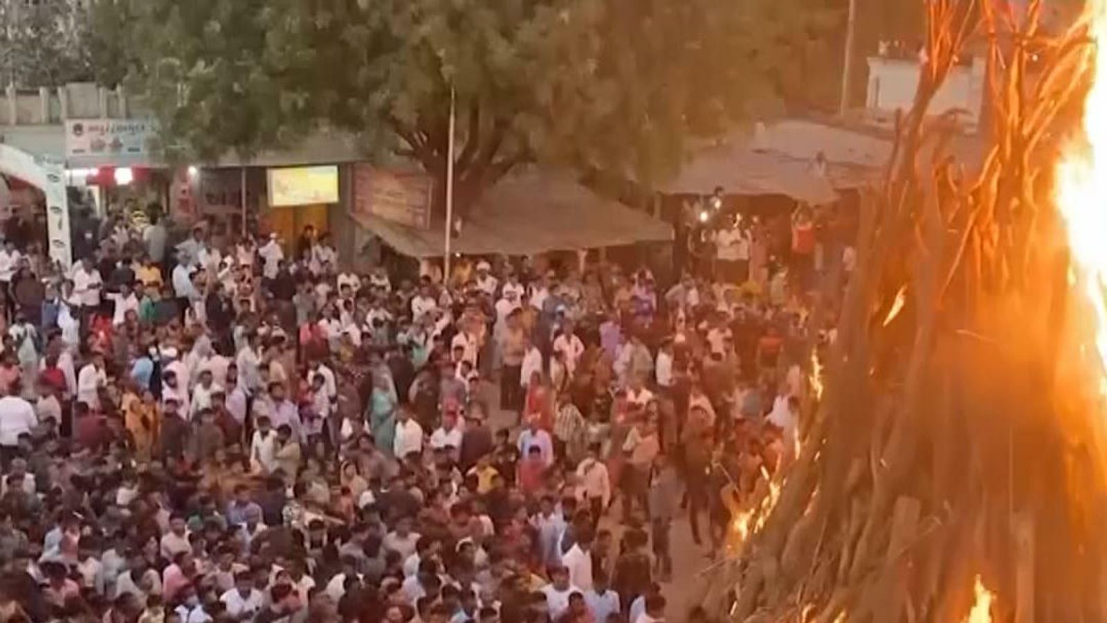 Holi celebrations back on in India as COVID cases drop | World News ...