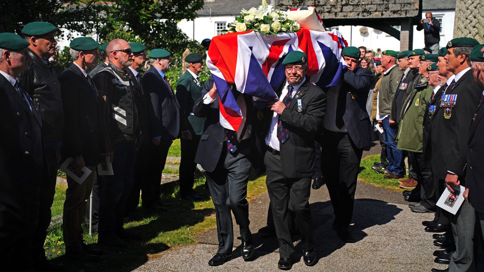 Harry Billinge: Hundreds gather in streets to pay respects to late D ...