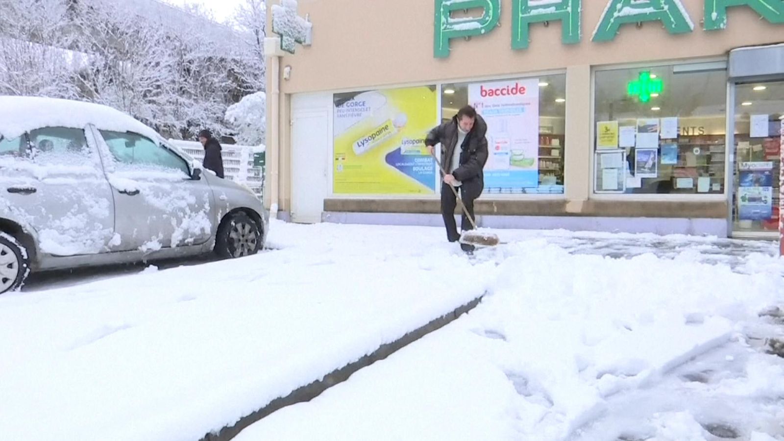 Flurries of snow hit Paris and parts of northern and central France ...