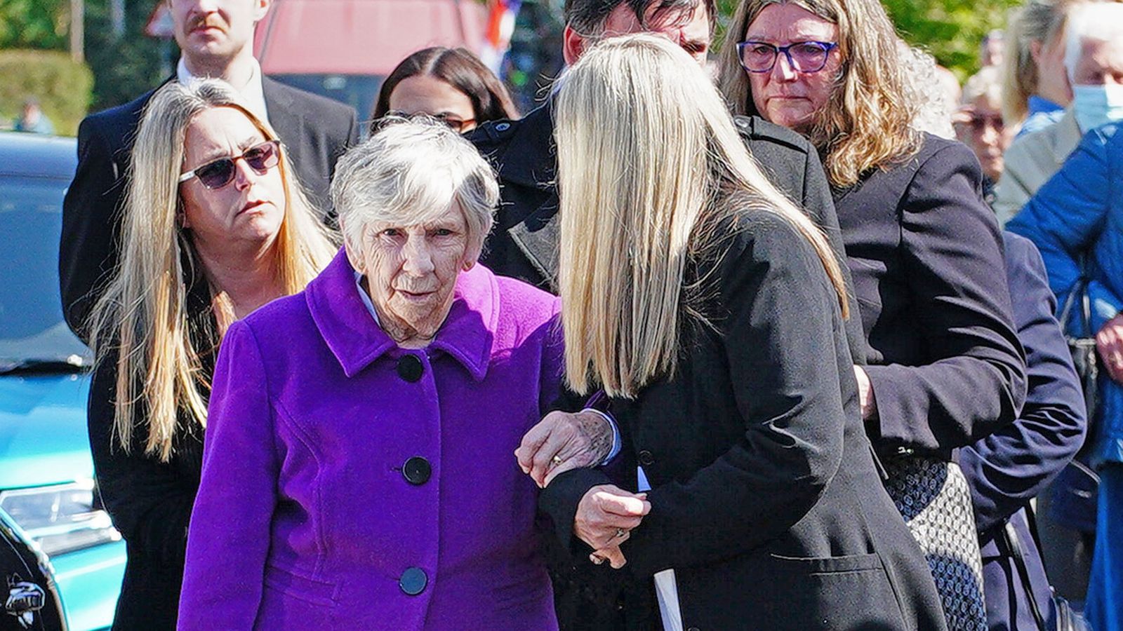 Harry Billinge: Hundreds gather in streets to pay respects to late D ...