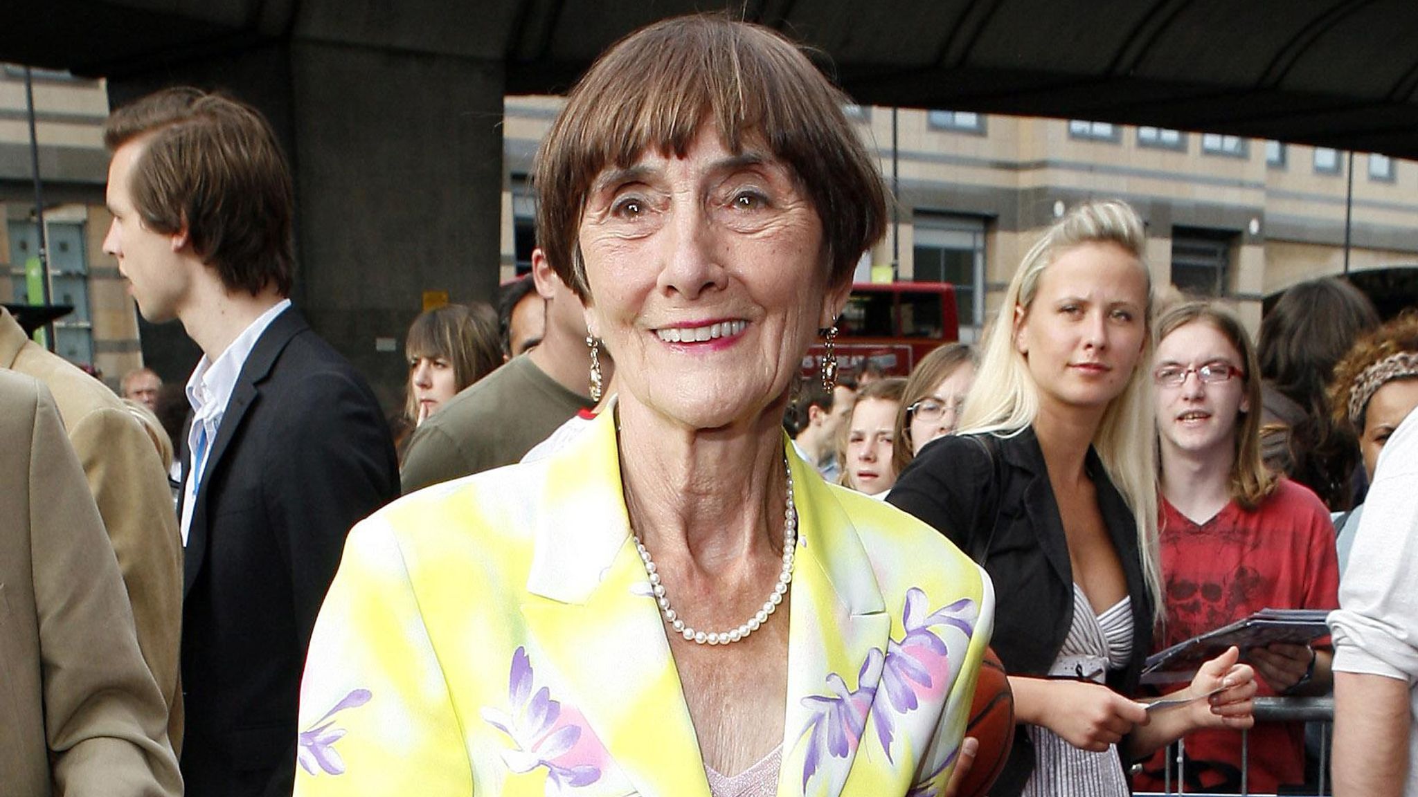 'An incredible woman': Tributes flood in for June Brown, EastEnders ...