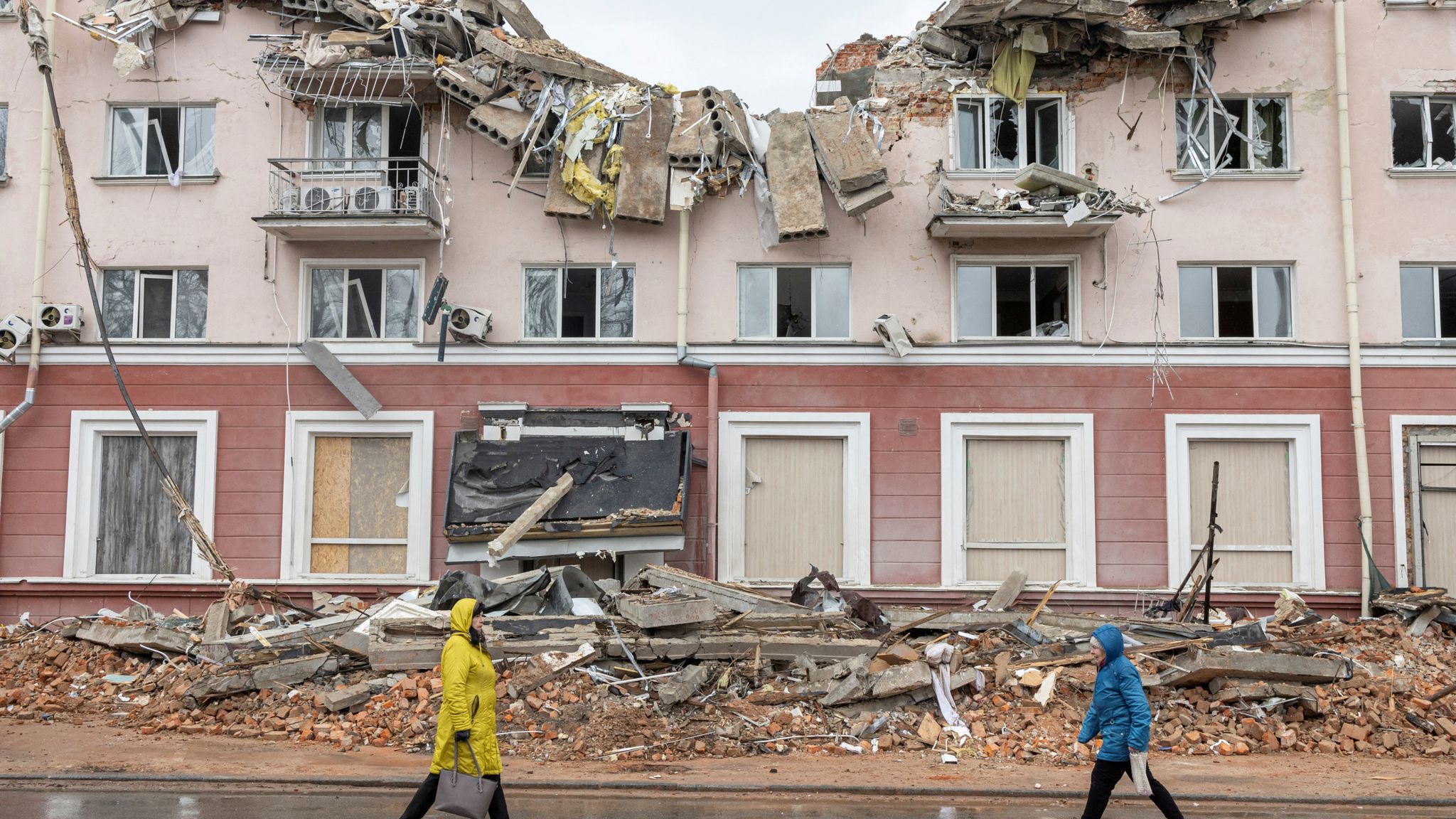 Ukraine: 'War in Chernihiv is not over' - the city where life is ...