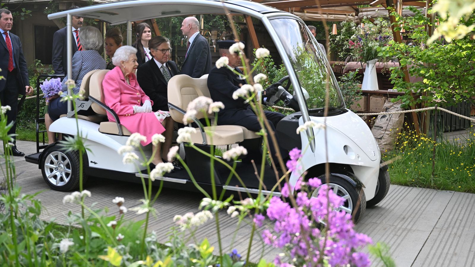 Queen tours in a buggy | UK News | Sky News