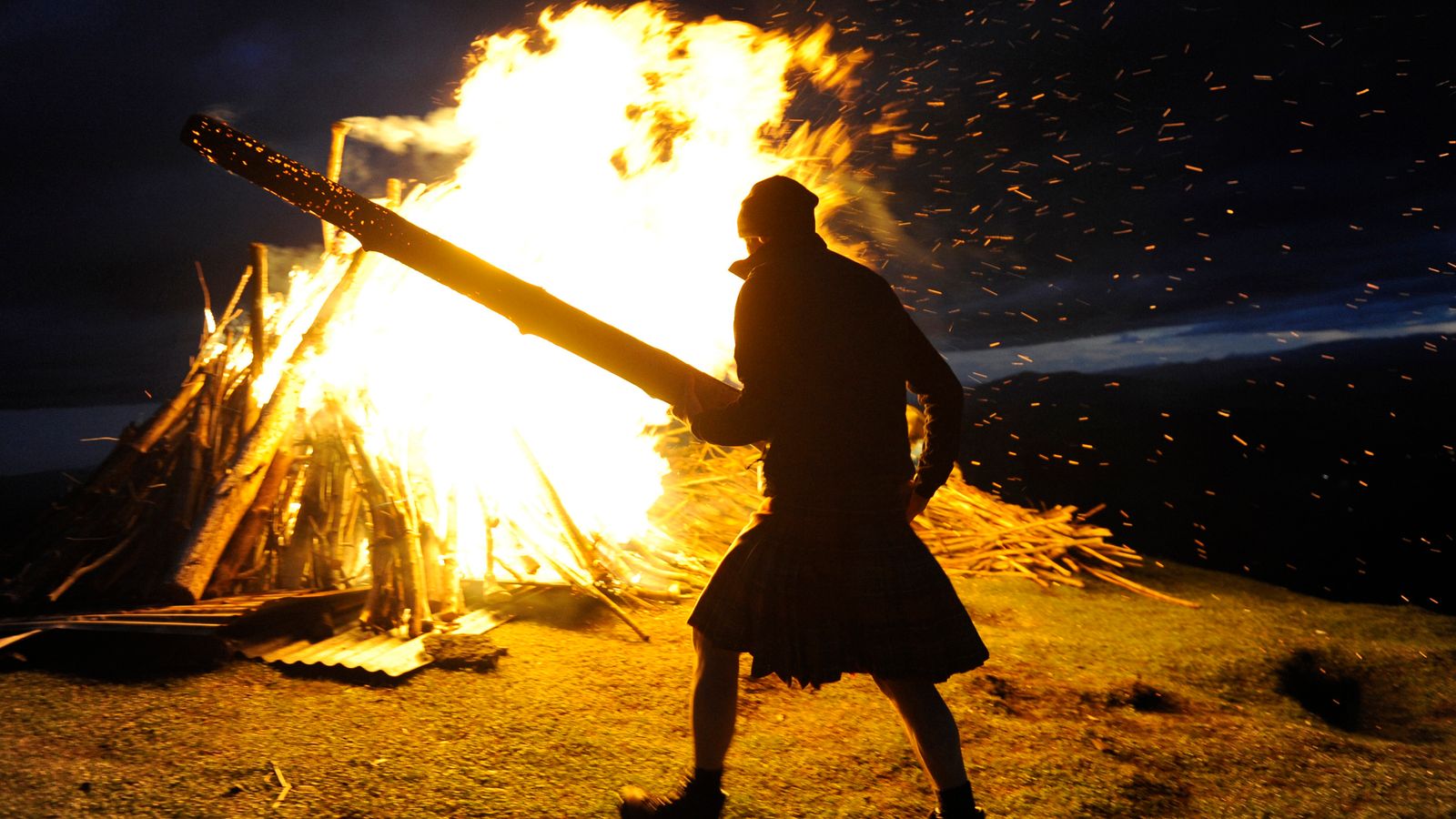 Queen's Platinum Jubilee: Why are beacons lit for big royal events ...