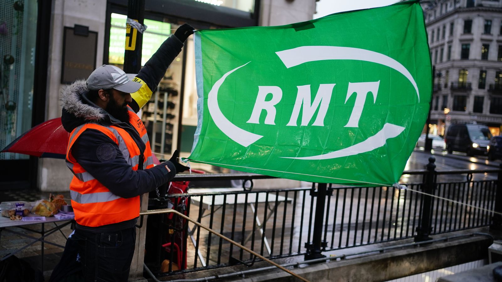 Rail strike: Why the RMT union has chosen this moment for a pay fight ...