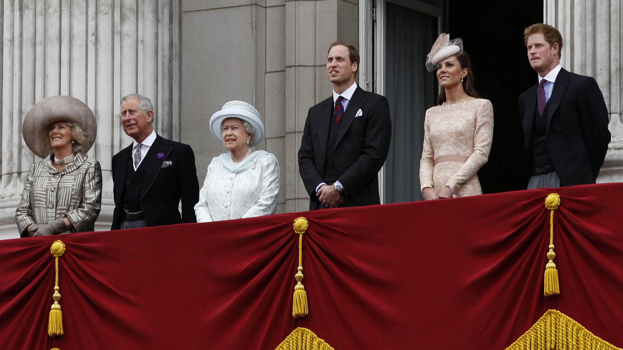 Seven decades of balcony moments celebrating the Queen's 70-year reign ...