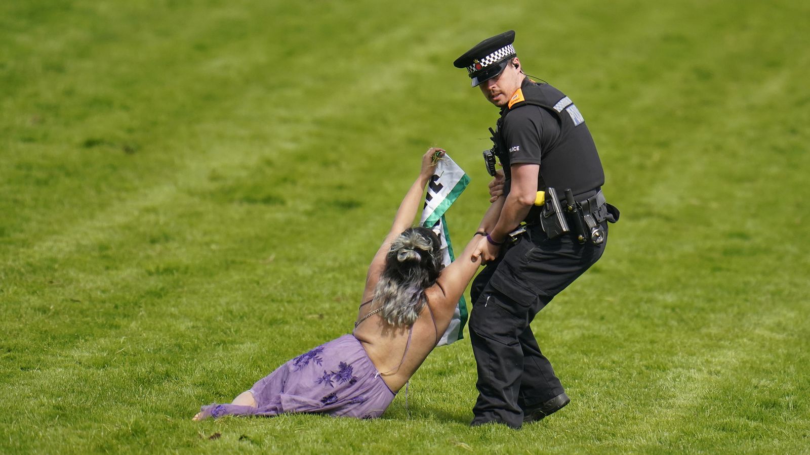 Platinum Jubilee: Animal rights activists protest at Epsom Derby as ...