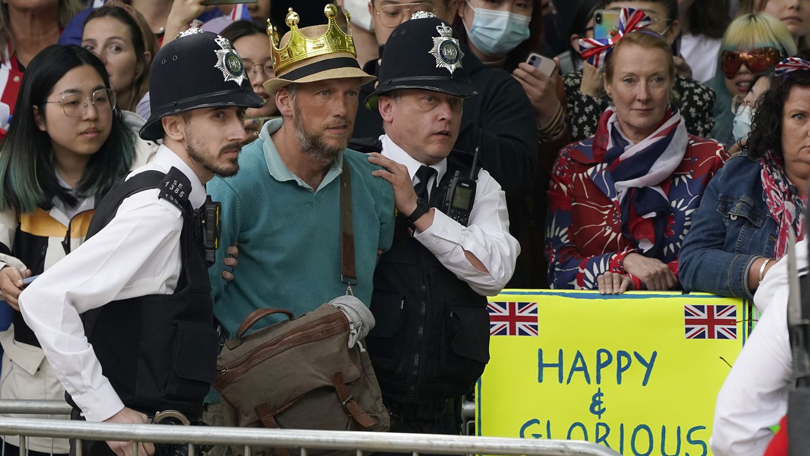 Protesters dragged away by police as they storm Queen's Jubilee parade ...