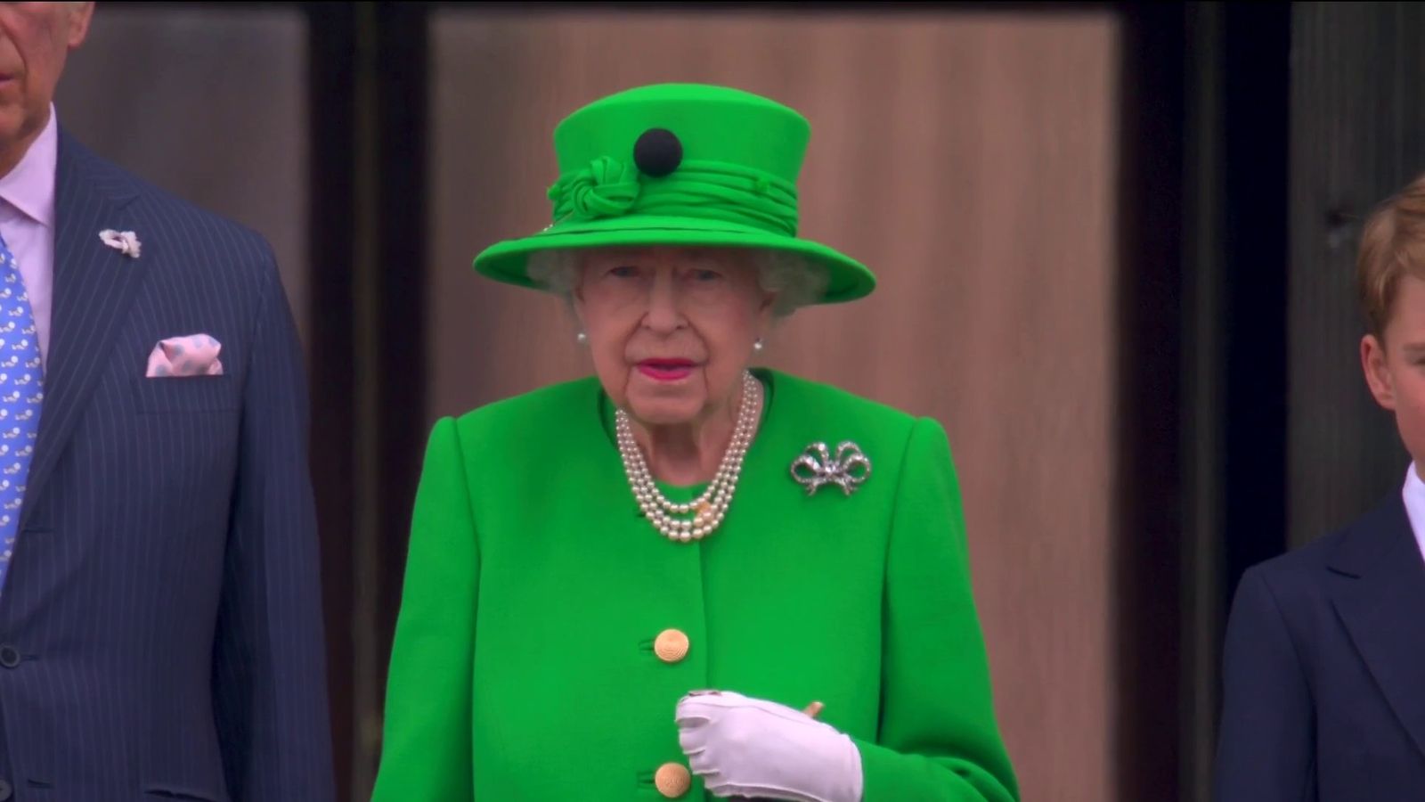 Queen makes surprise appearance on balcony | News UK Video News | Sky News