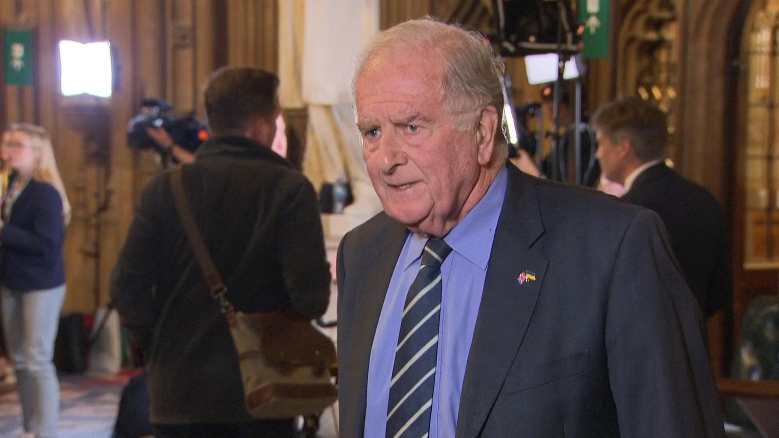 Tory backbencher Sir Roger Gale says an 'honourable PM' would consider ...