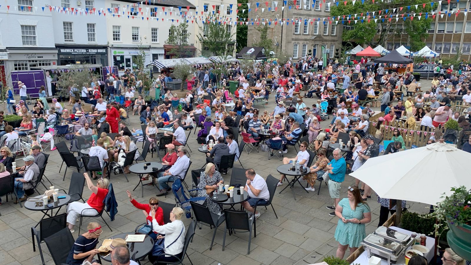 Best pictures of the Jubilee so far as royal fans come out to celebrate ...