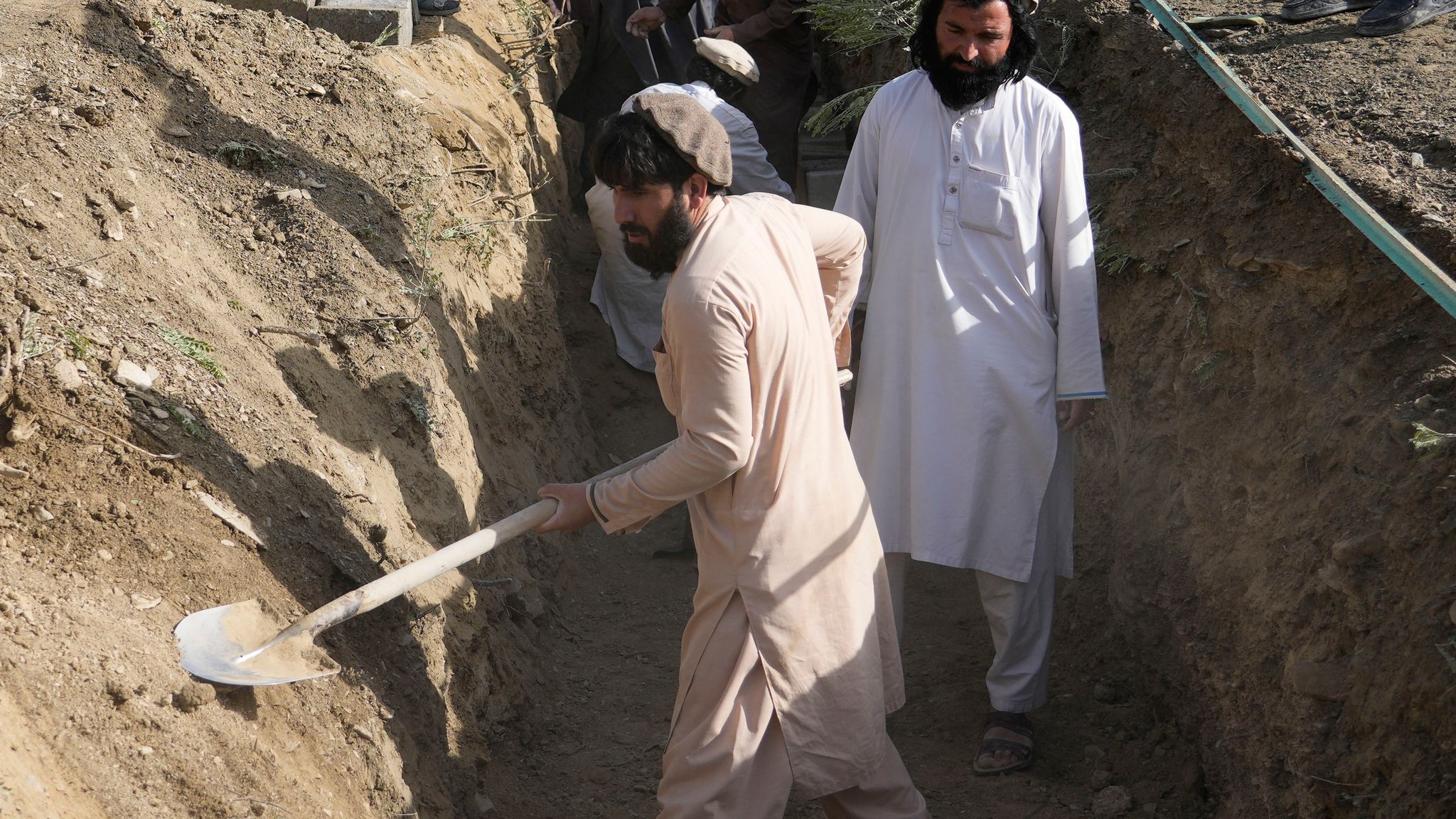 Afghanistan earthquake: Rescuers dig by hand for survivors amid ...