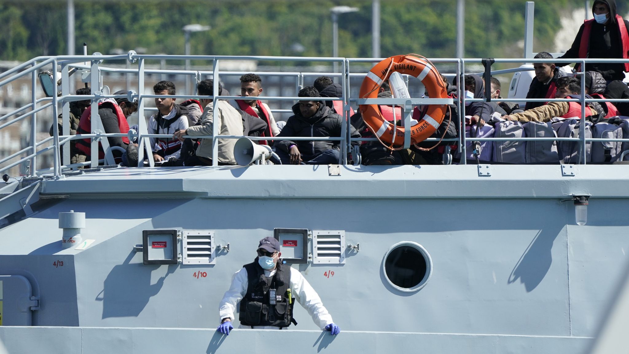 Migrant crossings: At least 444 people cross Channel on Tuesday ...