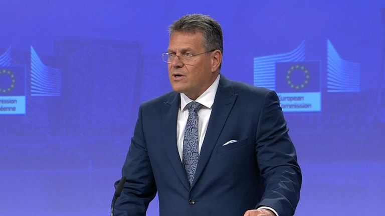 Trump dumps umbrella at door of Air Force One | News UK Video News ...