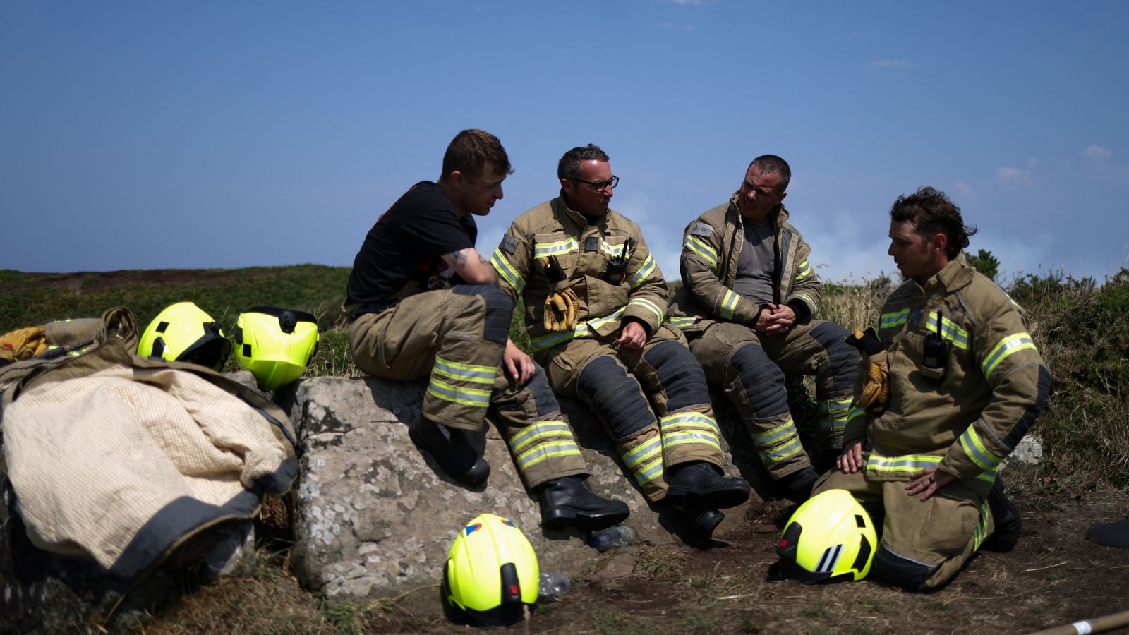 Most striking UK heatwave pictures - from melting lights to wildfires ...