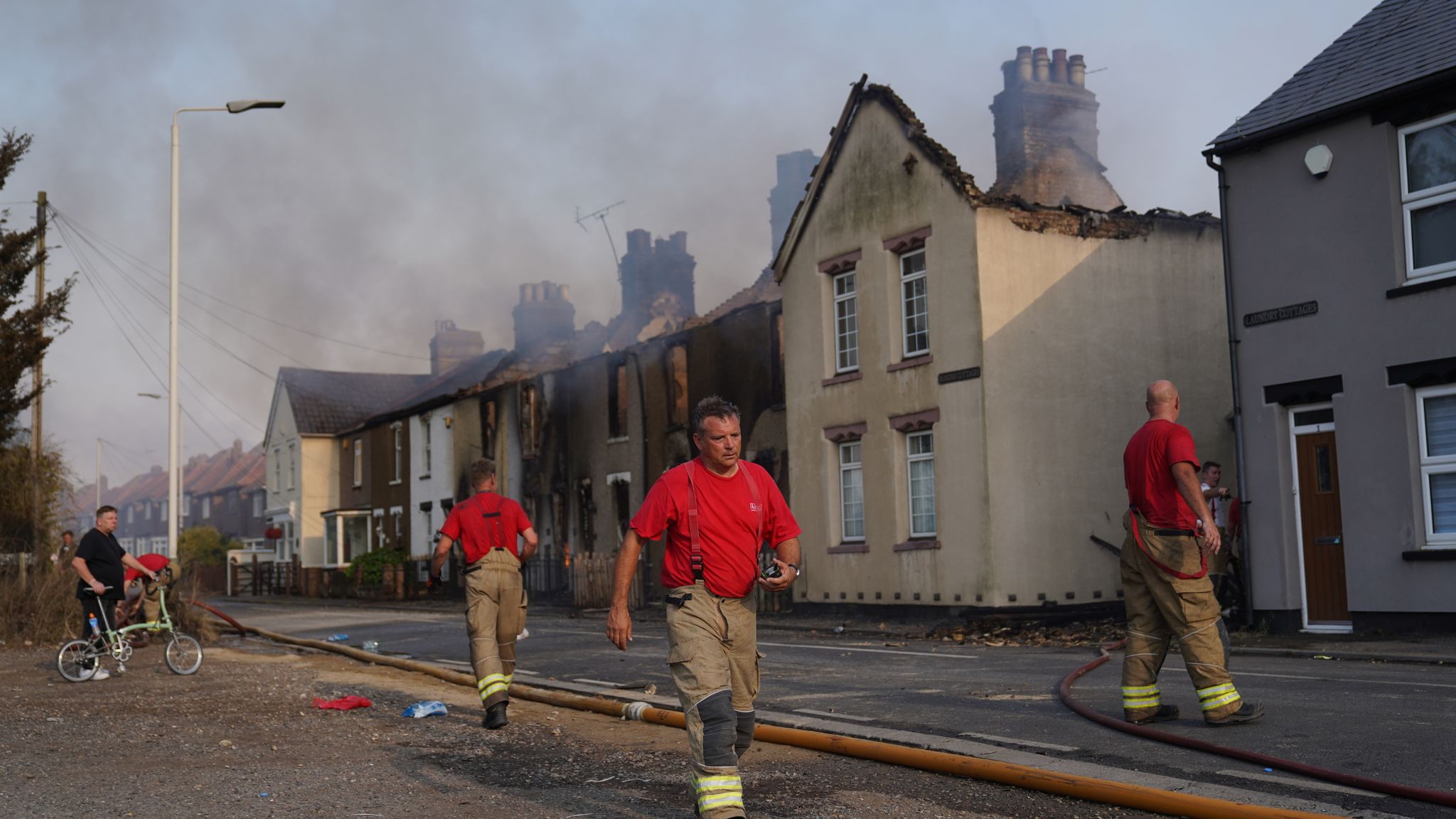 Most striking UK heatwave pictures - from melting lights to wildfires ...