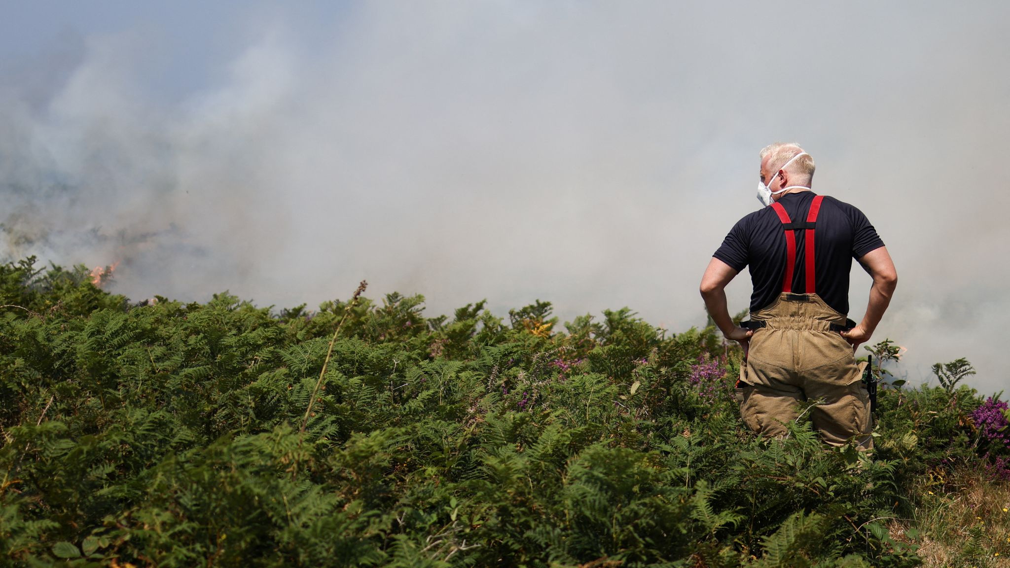 Most striking UK heatwave pictures - from melting lights to wildfires ...