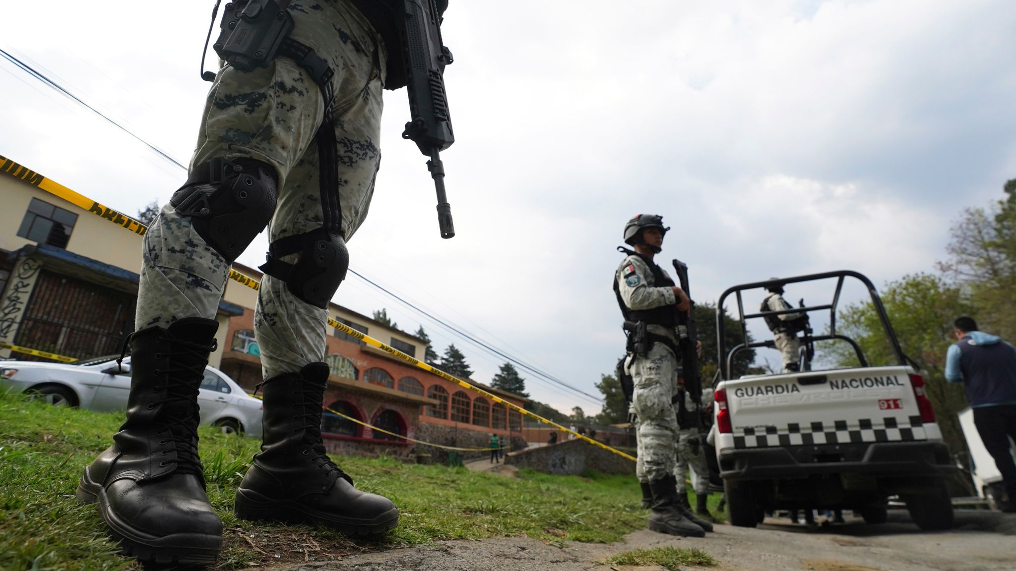 Shootout in Mexico City with more than a dozen gunmen leaves police ...