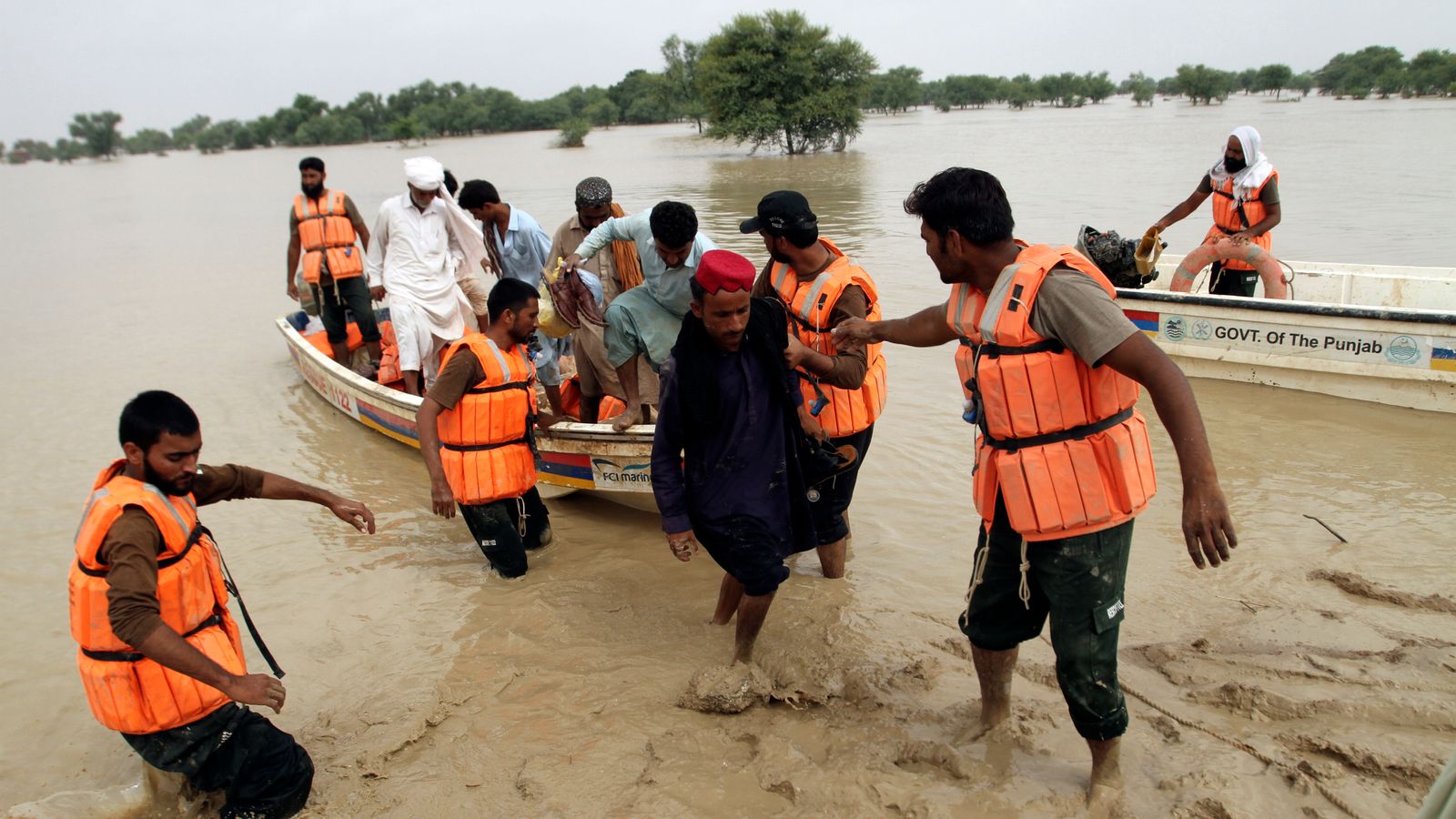 Pakistan floods: 'Monster monsoon' kills more than 1,000 as Queen says ...