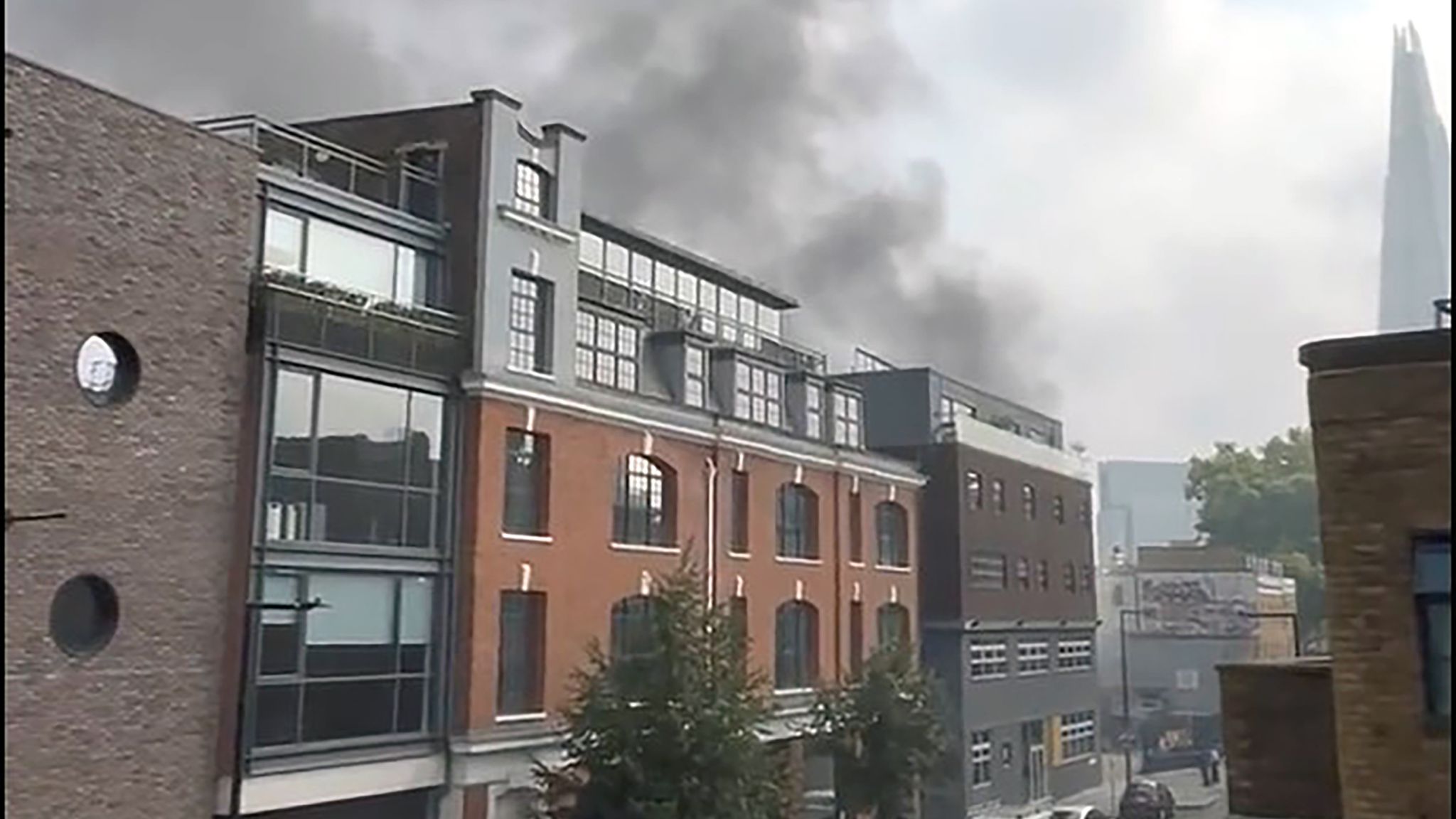 Large fire in railway arches severely disrupts trains at London Bridge ...