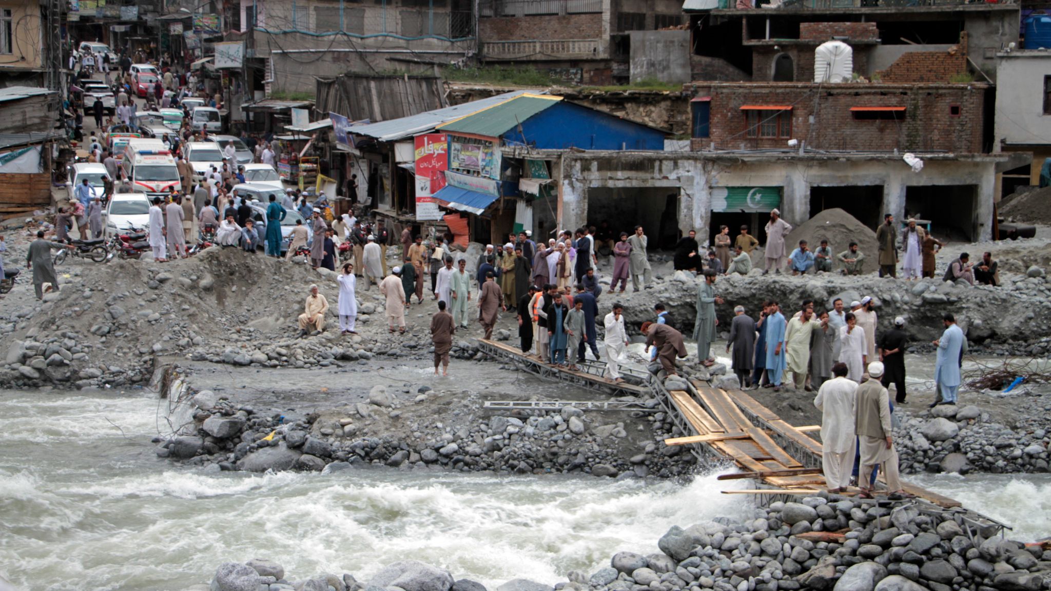 Pakistan floods: Country's climate minister says 'gargantuan' relief ...