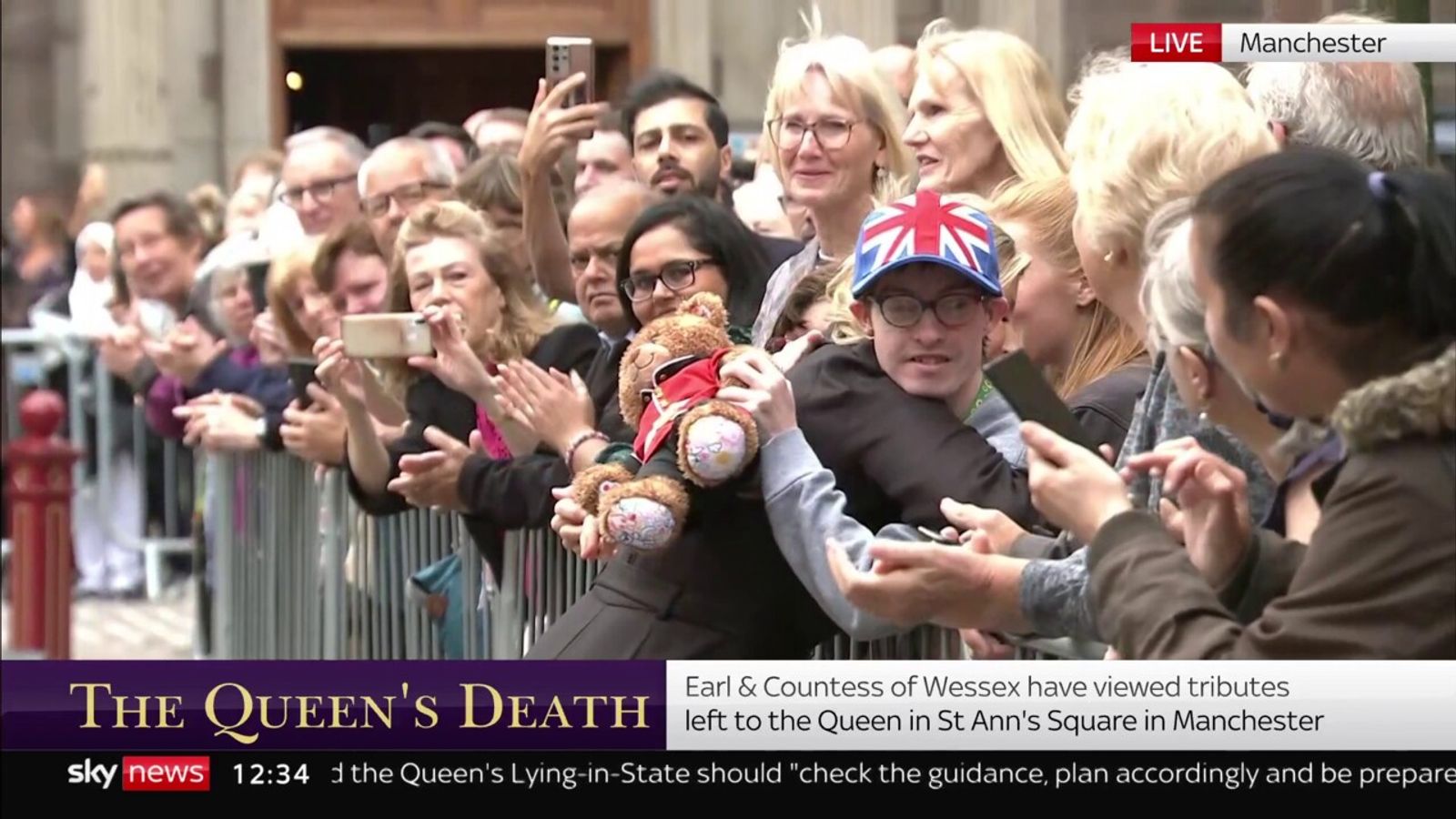Queen death: Earl and Countess of Wessex applauded in Manchester | UK ...