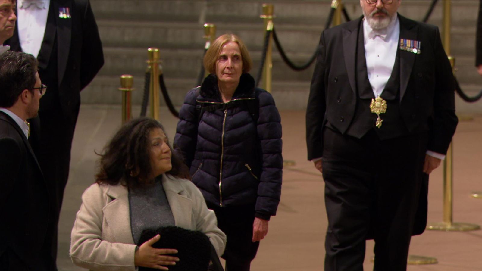 Last members of public pay respects | News UK Video News | Sky News