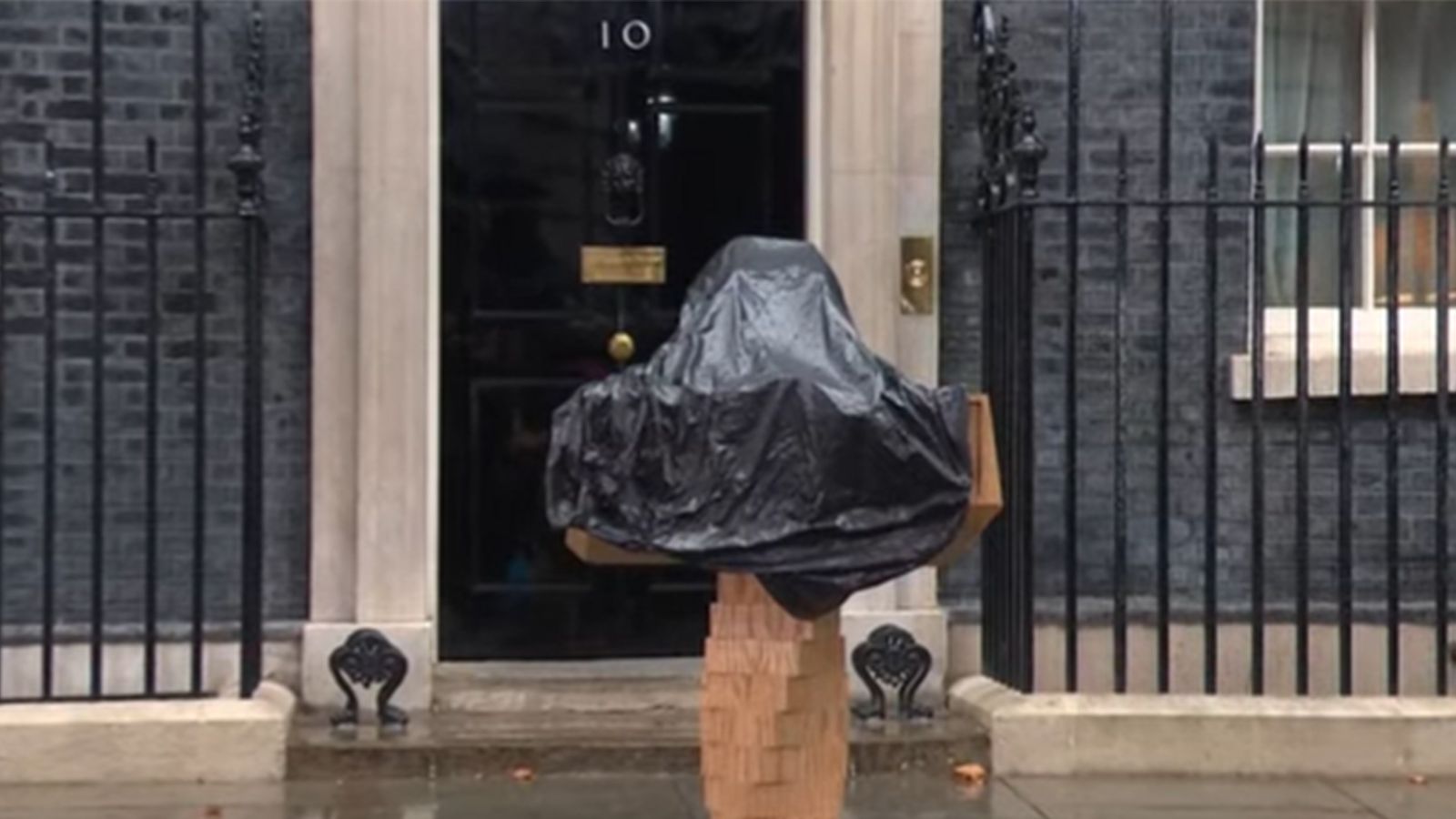 New PM, new lectern: Sunak goes for 'solid and stable' after Truss's ...