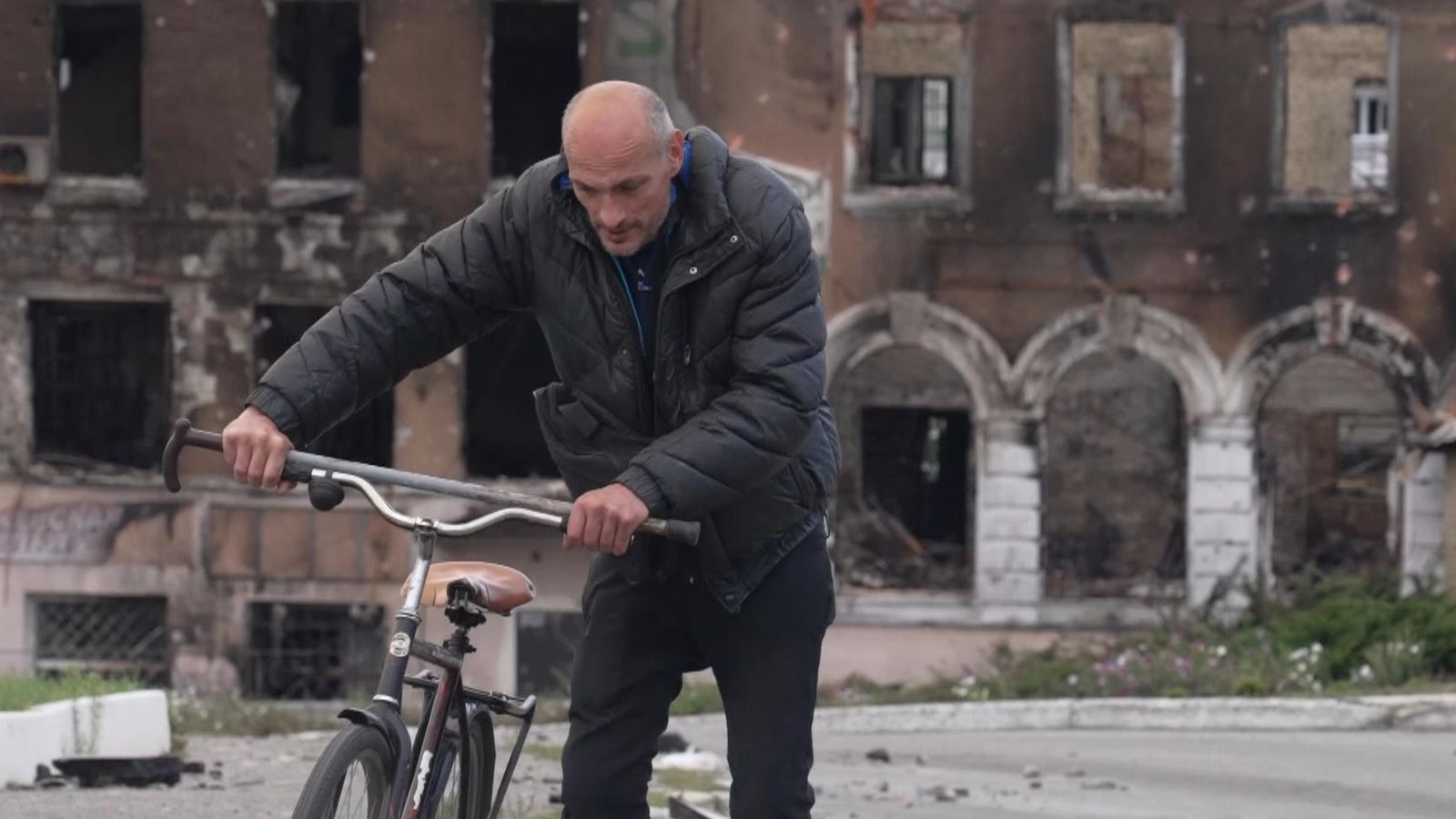 Ukraine war: Civilians struggle through war zone | World News | Sky News