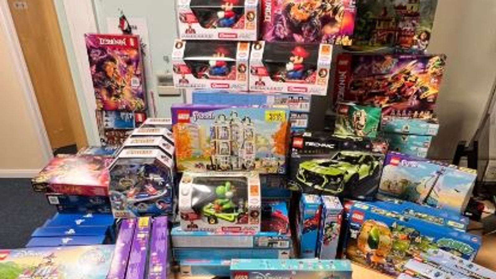 'Brazen' thieves steal £4,650 of Lego from Nottinghamshire shops in two ...