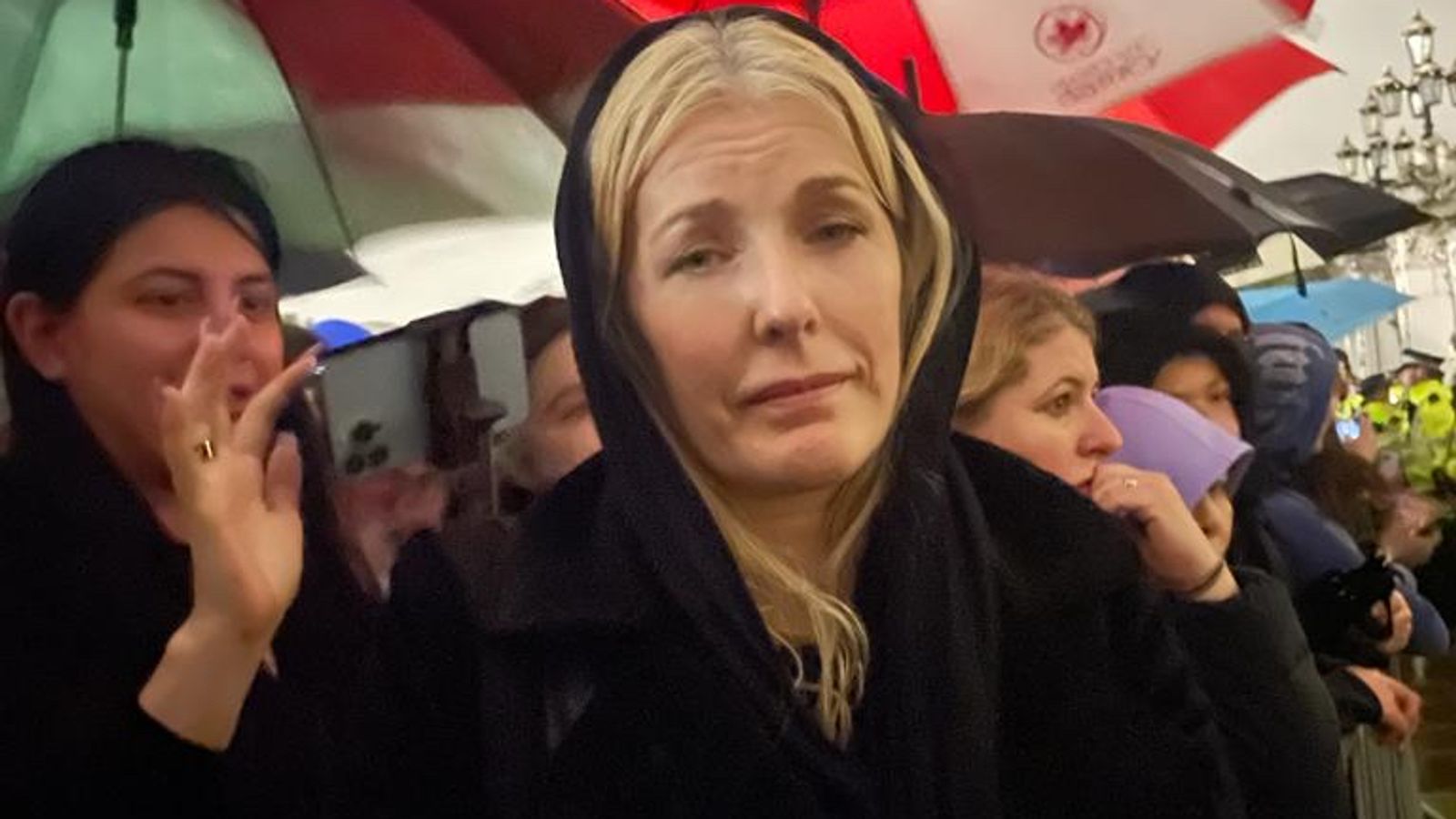 Queen's death: Mourners gather at Buckingham Palace to pay their ...