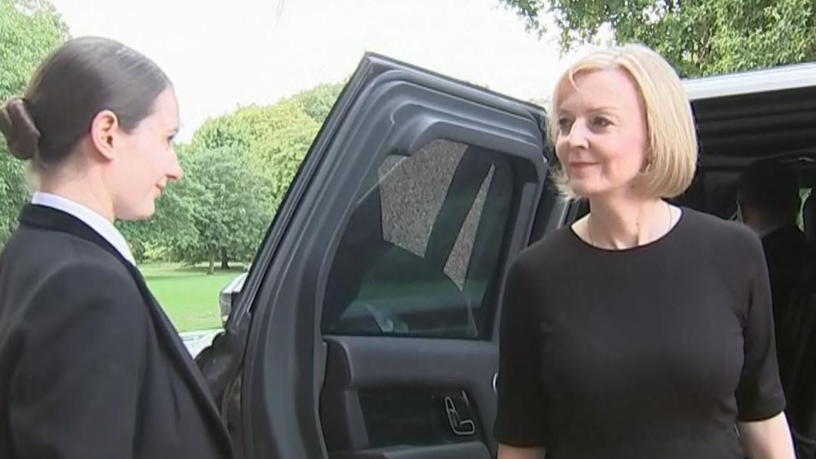Prime minister Liz Truss arrives at Buckingham Palace | UK News | Sky News