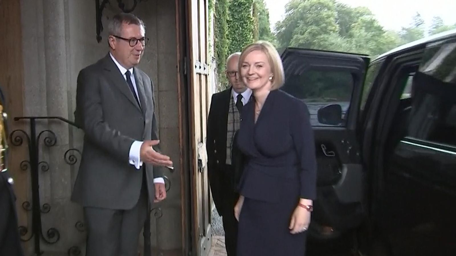Liz Truss arrives at Balmoral to meet the Queen | News UK Video News ...