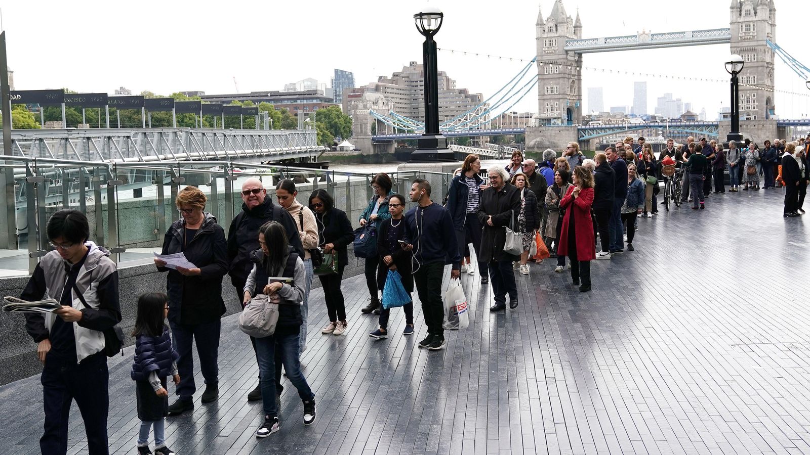 Queen queue doubles in length to pass Tower Bridge - and continues to ...