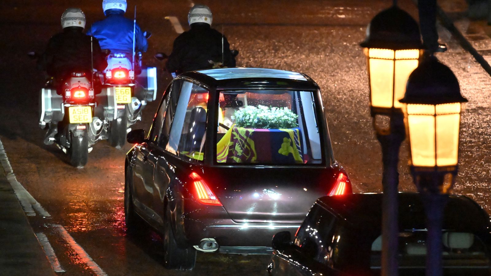 Queen's death: Unseen portrait of smiling Queen taken during Jubilee ...