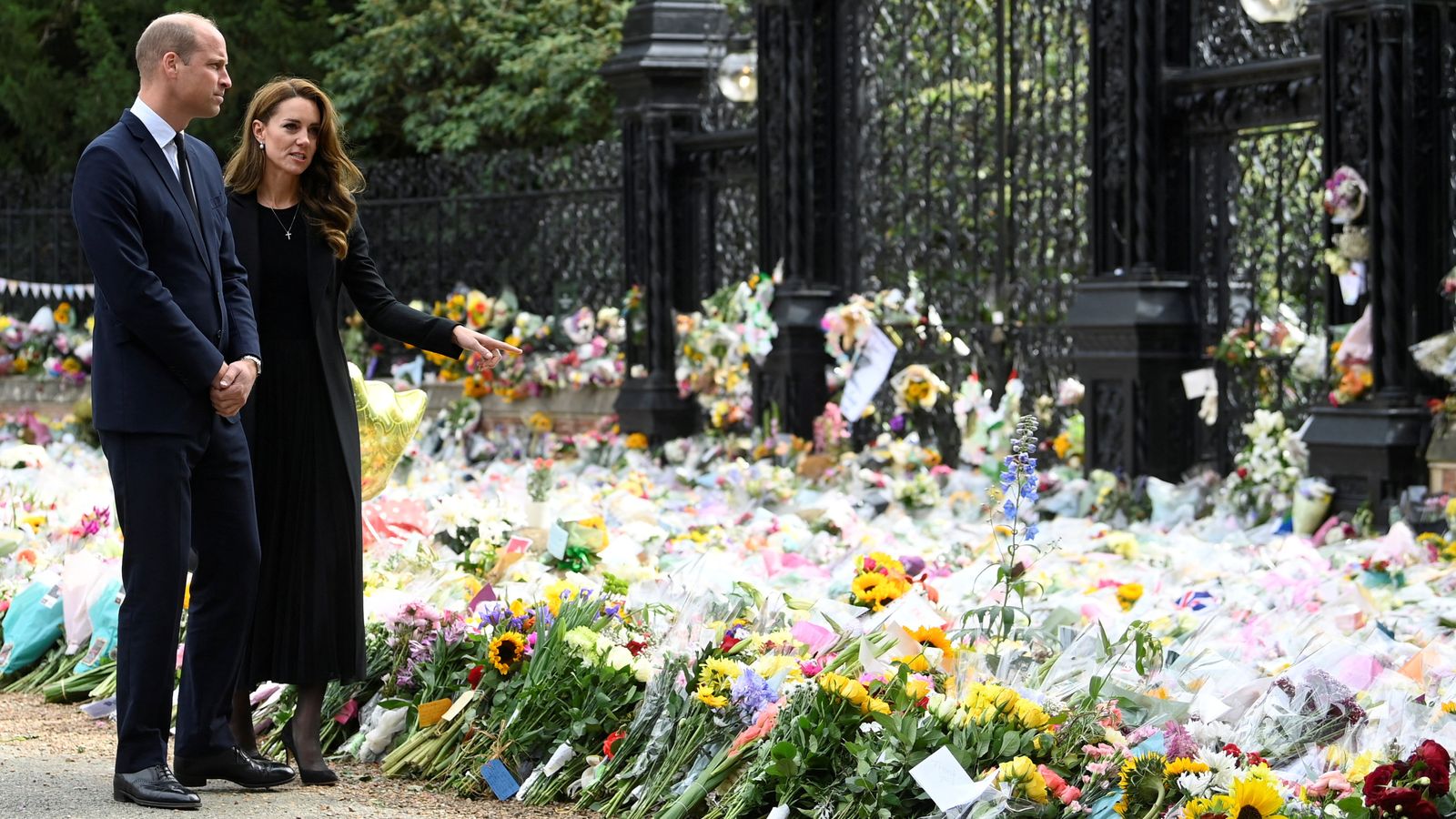 Royals view tributes at Sandringham | News UK Video News | Sky News