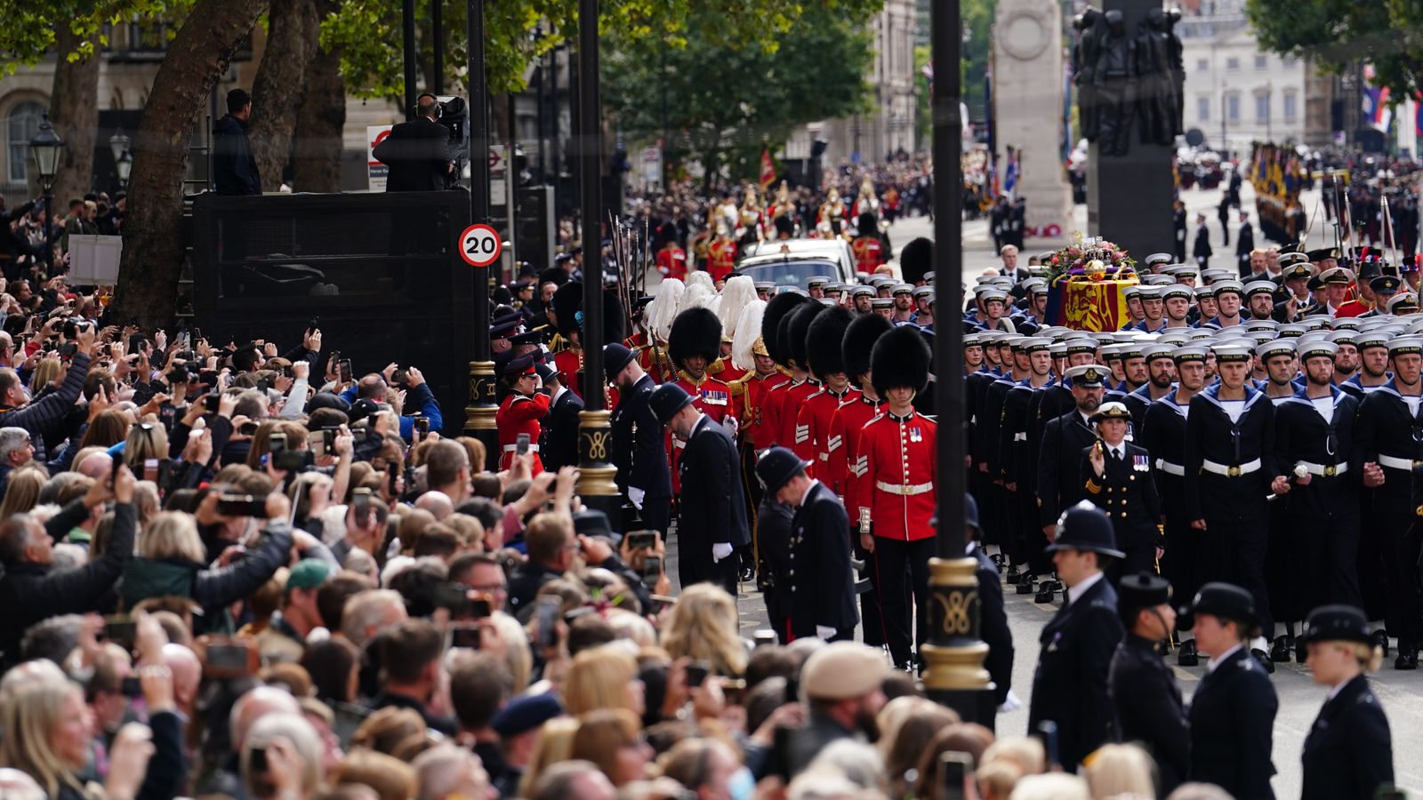Tens of thousands in London and Windsor as world says goodbye to the Queen at her funeral | UK ...